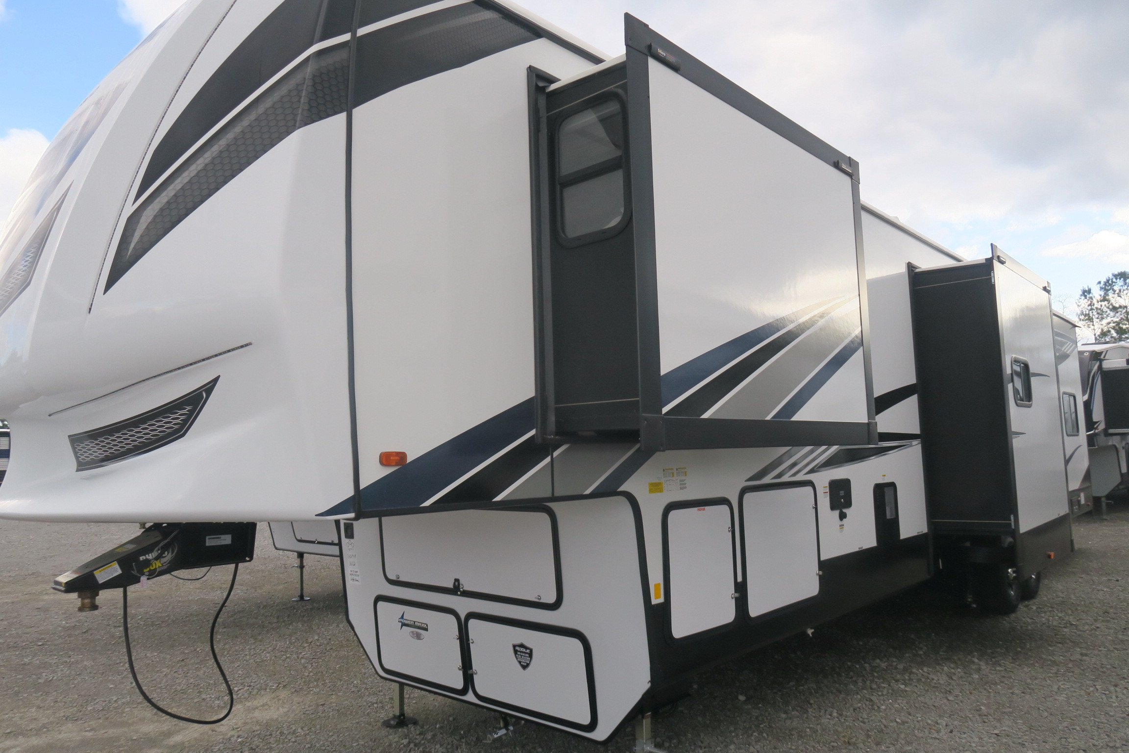 NEW 2022 VENGEANCE ROGUE ARMORED 351G2 - Overview | Berryland Campers