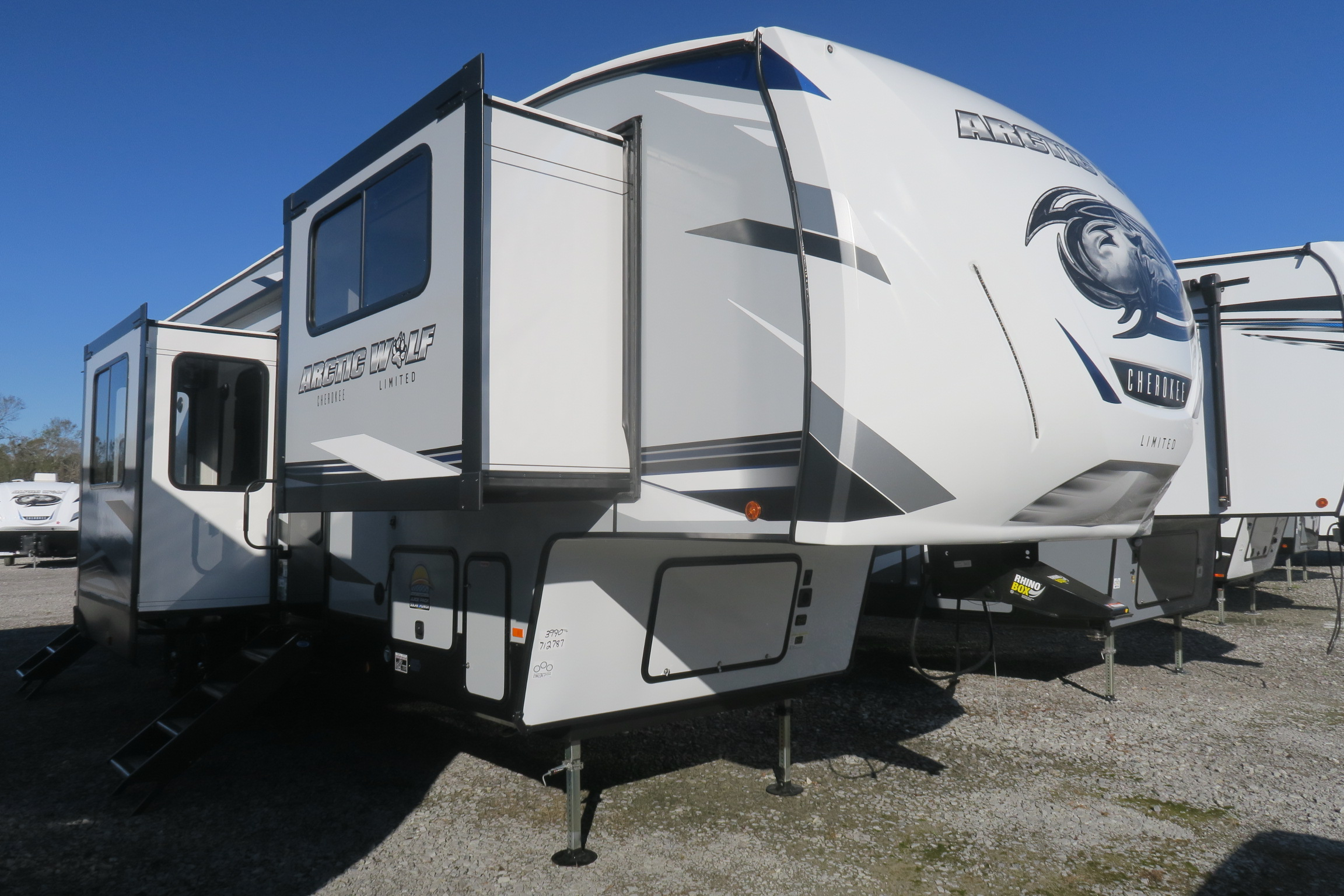 2022 Cherokee Arctic Wolf 3990 Suitenull