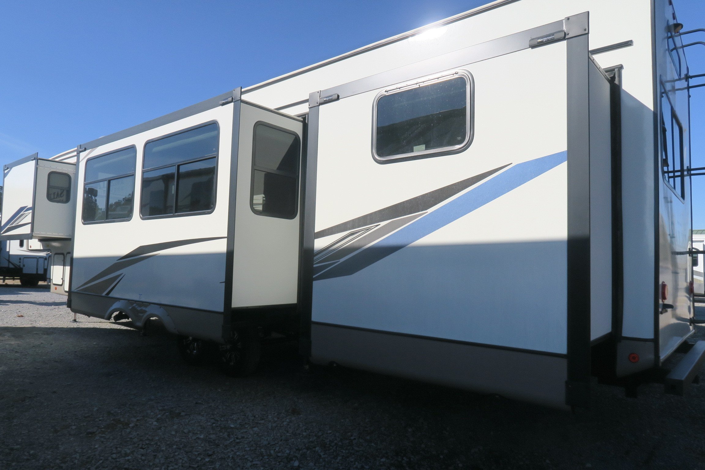 NEW 2022 SALEM HEMISPHERE GLX 353BED - Overview | Berryland Campers