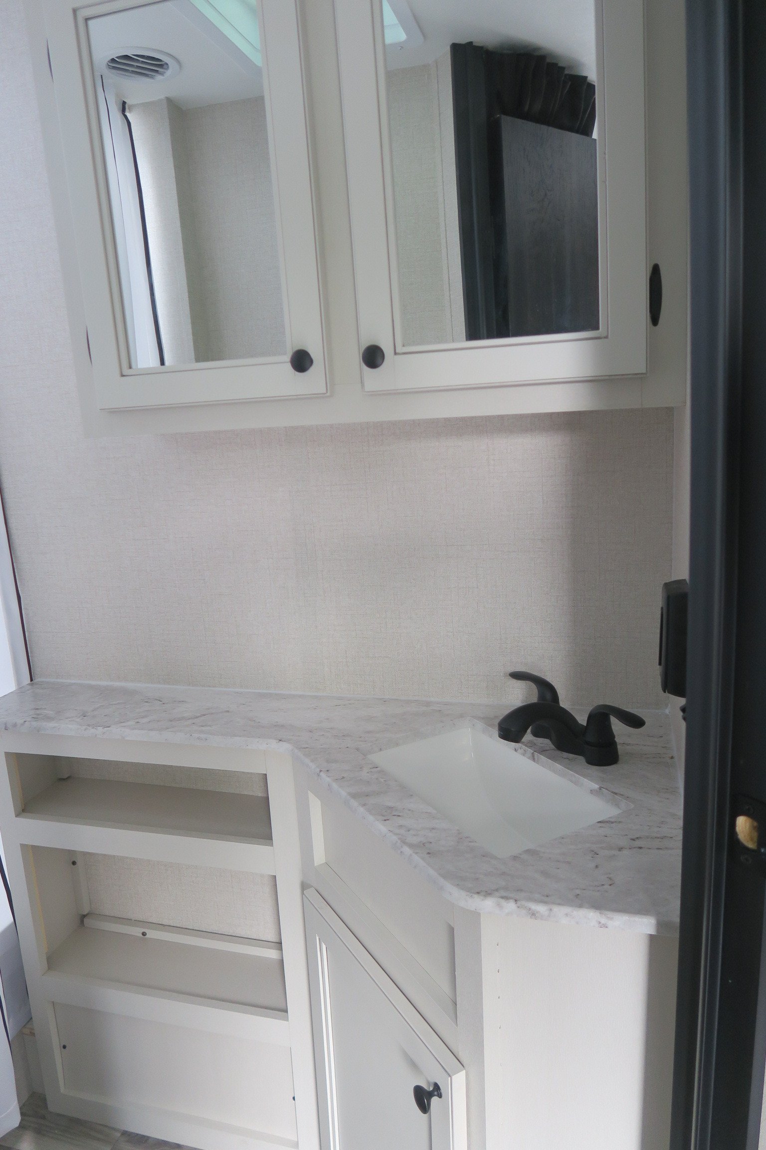 NEW 2022 OPEN RANGE RANGE LITE 241BH - Overview | Berryland Campers