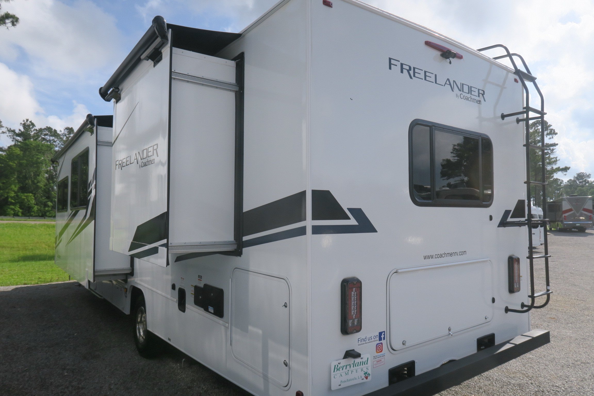 NEW 2022 FREELANDER 31MBF - Overview | Berryland Campers