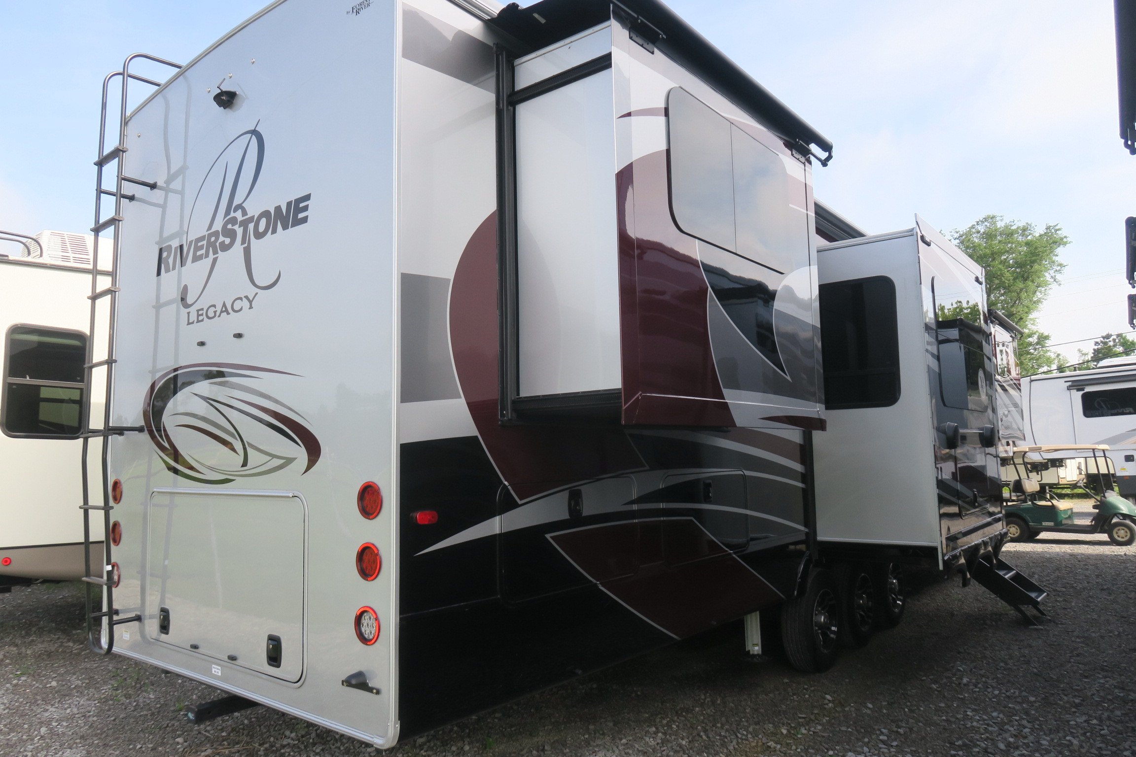 NEW 2022 RIVERSTONE LEGACY 419RD - Overview | Berryland Campers