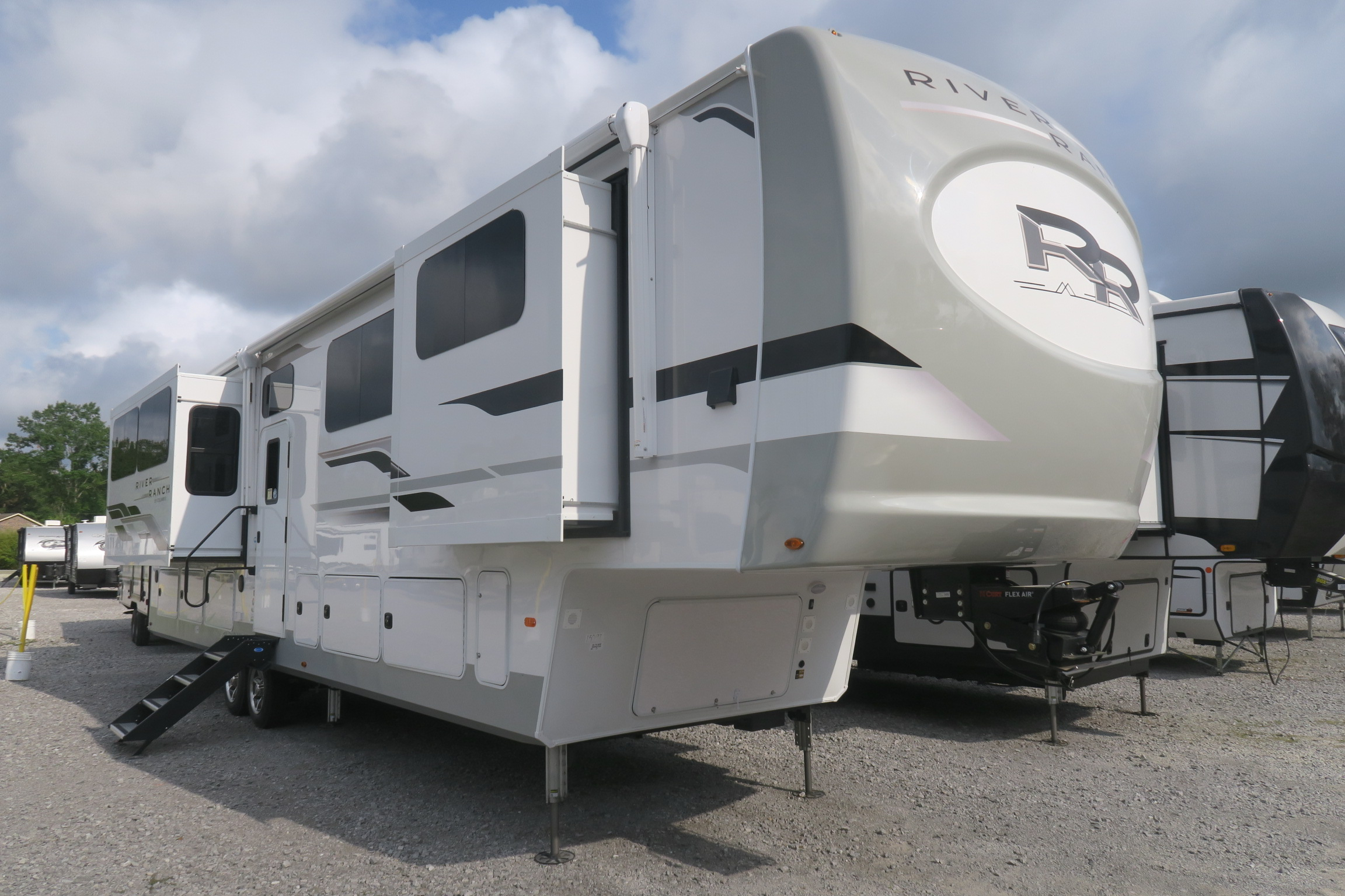 NEW 2022 RIVER RANCH 390RL - Overview | Berryland Campers