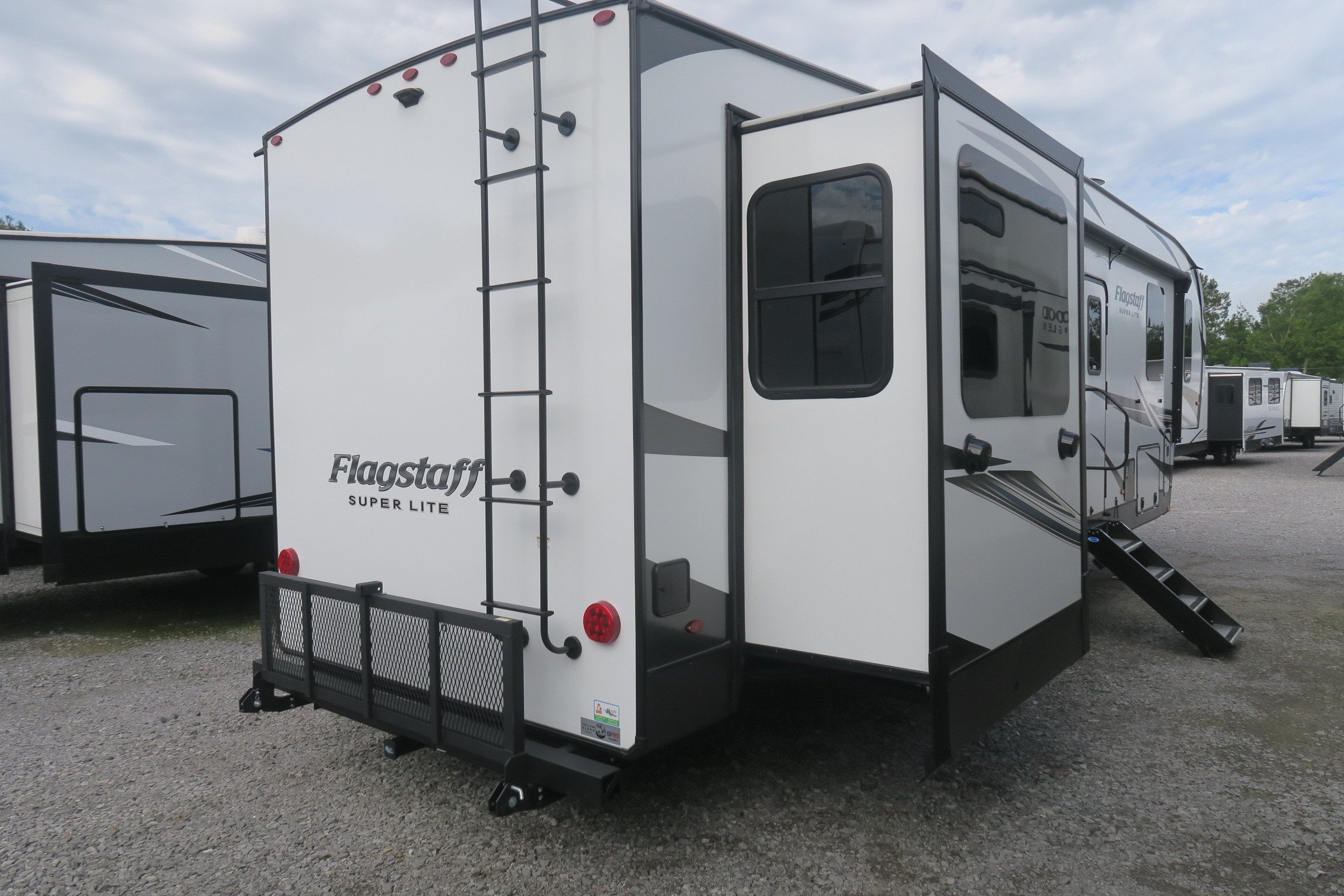 NEW 2022 FLAGSTAFF SUPER LITE 529RLBS - Overview | Berryland Campers