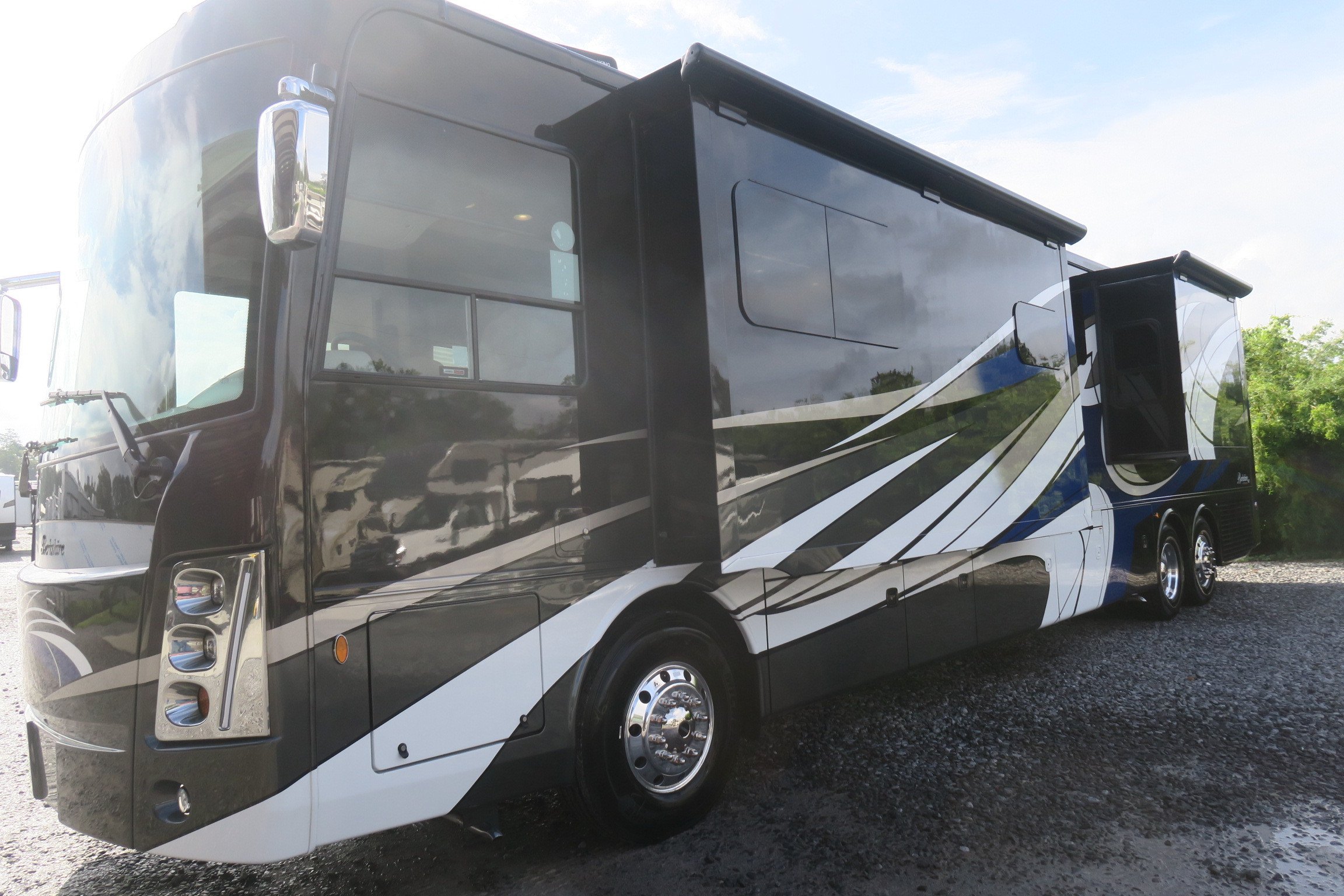 NEW 2022 BERKSHIRE XLT 45E - Overview | Berryland Campers