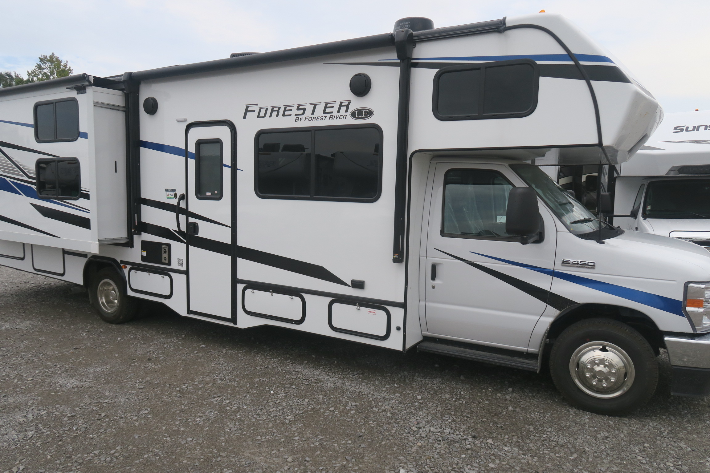 NEW 2023 FORESTER LE 3251DSLEF - Overview | Berryland Campers