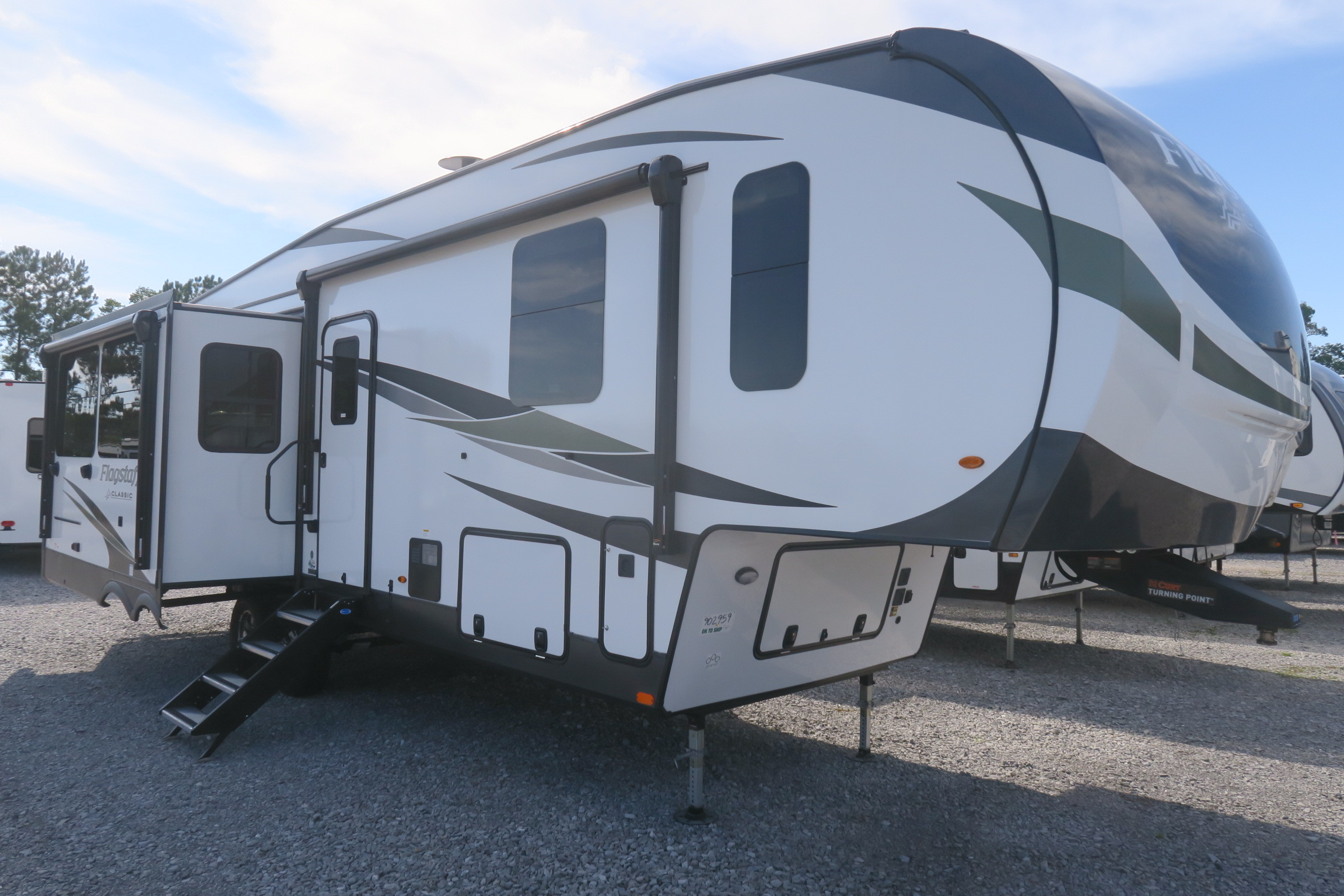 NEW 2023 FLAGSTAFF CLASSIC 8529RLBS - Overview | Berryland Campers