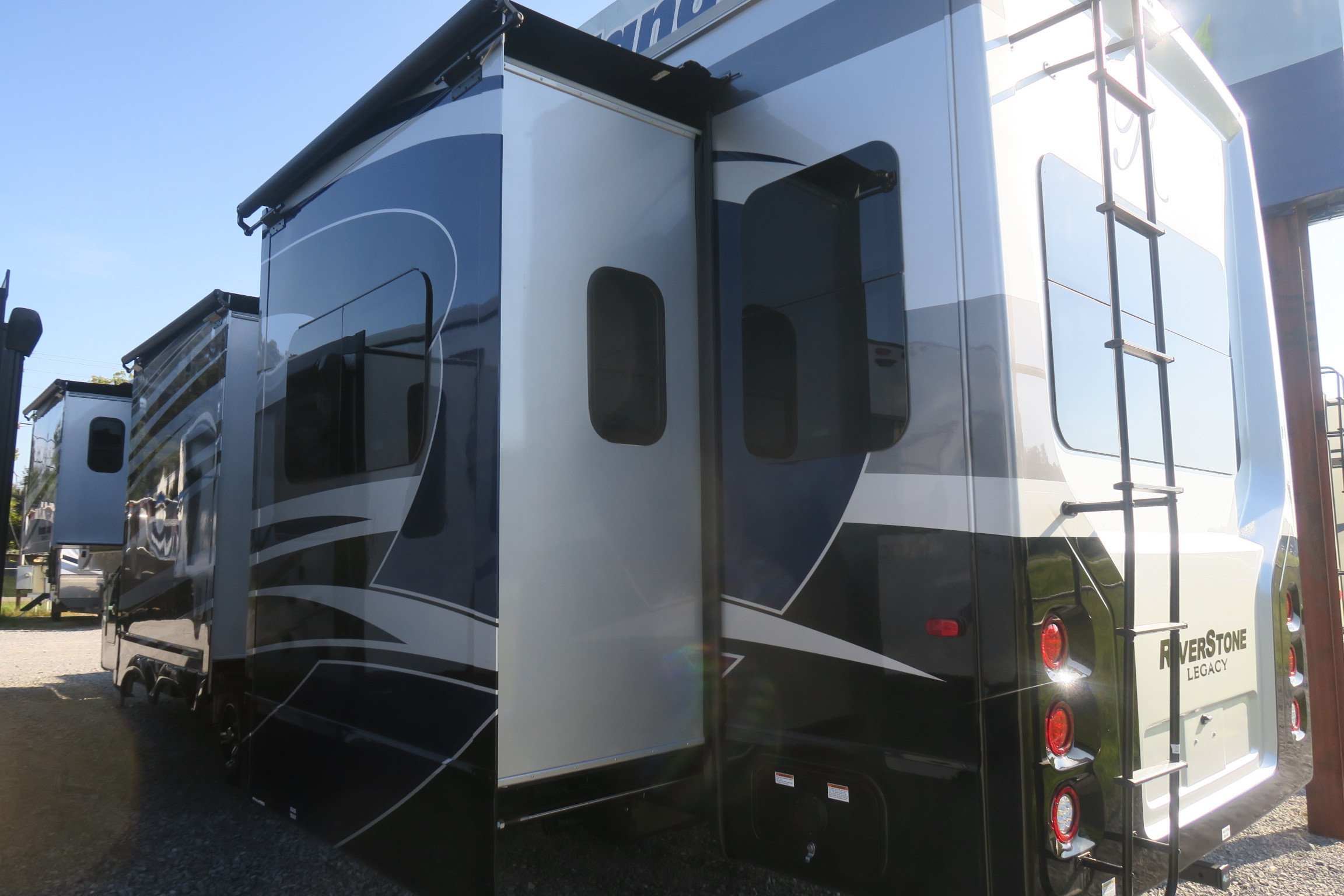 NEW 2022 RIVERSTONE LEGACY 442MC - Overview | Berryland Campers