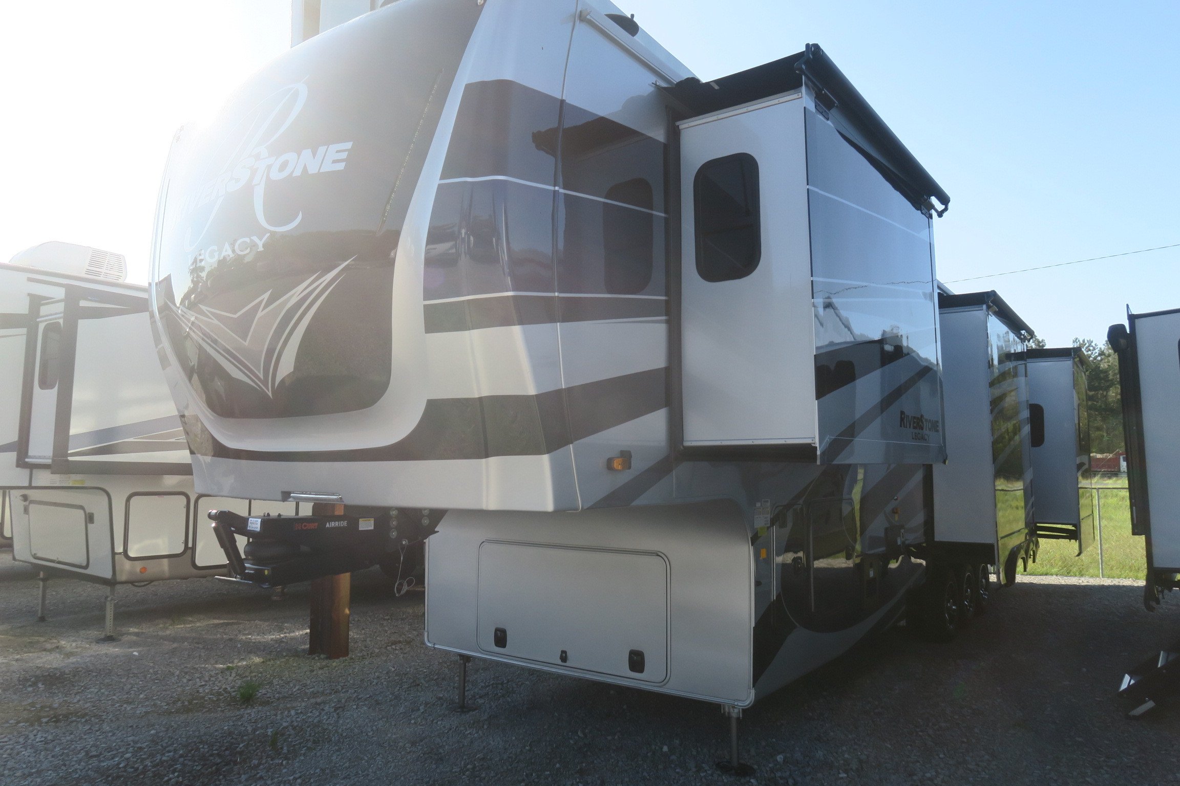 NEW 2022 RIVERSTONE LEGACY 442MC - Overview | Berryland Campers