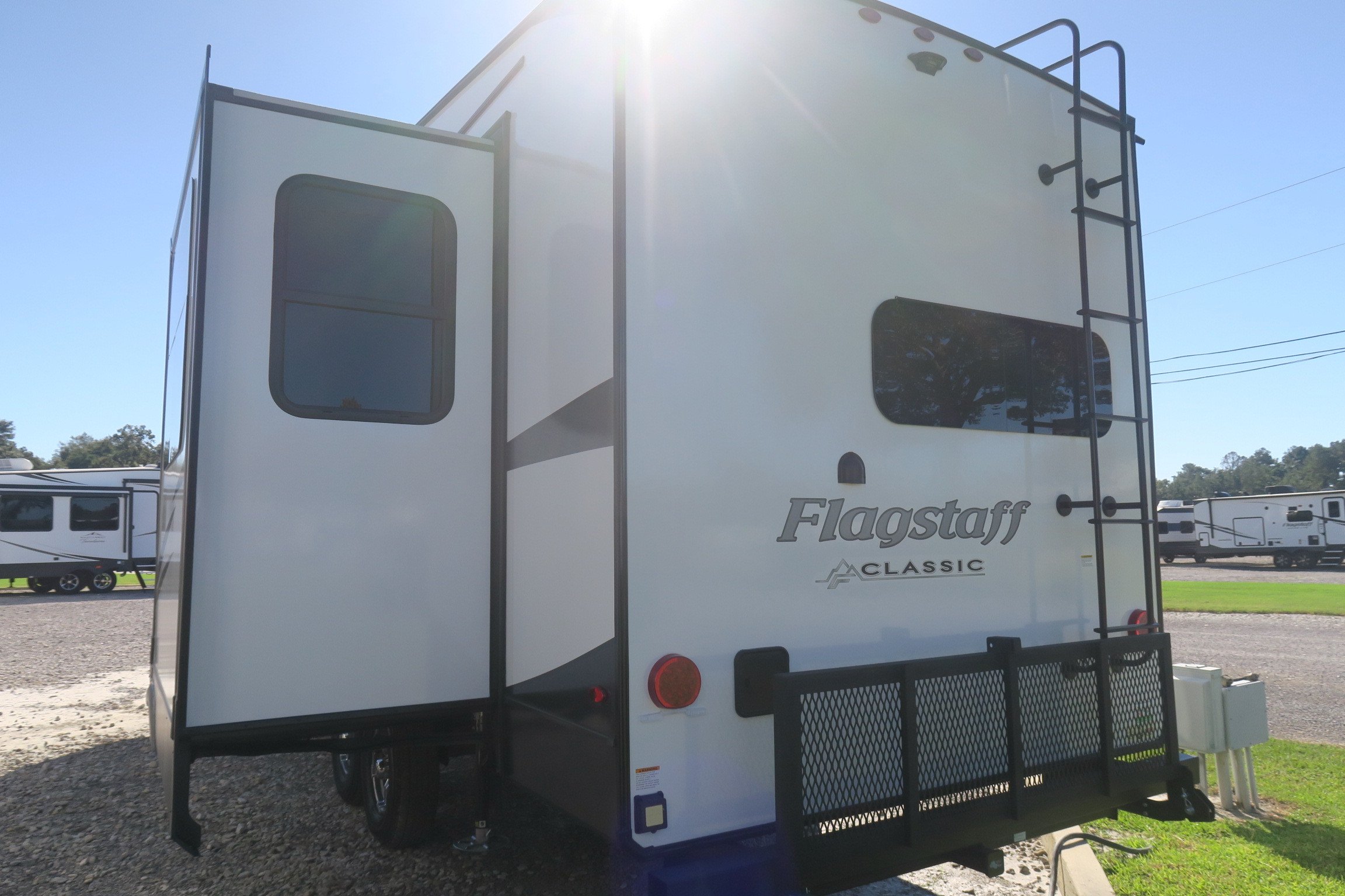 NEW 2023 FLAGSTAFF CLASSIC 524BBS - Overview | Berryland Campers