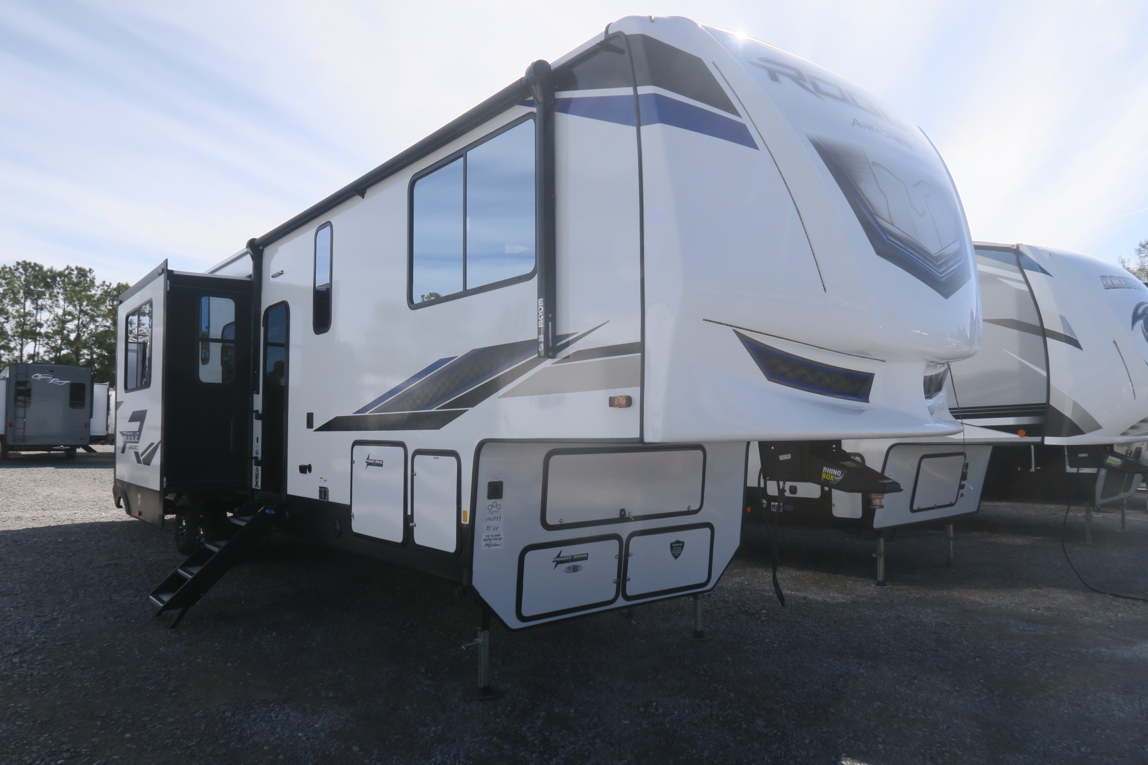 NEW 2023 VENGEANCE ROGUE ARMORED 351 - Overview | Berryland Campers