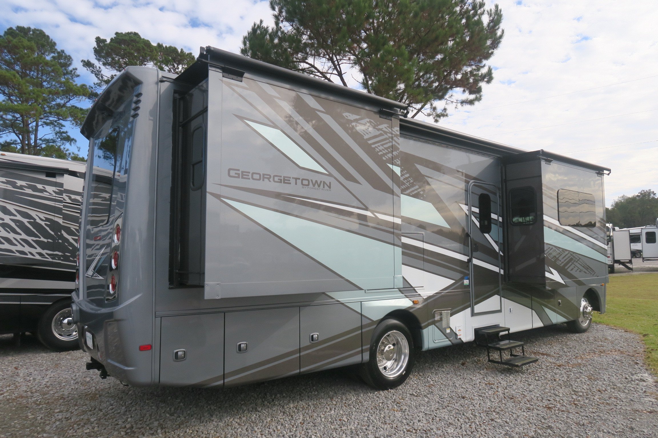 NEW 2023 GEORGETOWN 7 SERIES GT7 32J - Overview | Berryland Campers