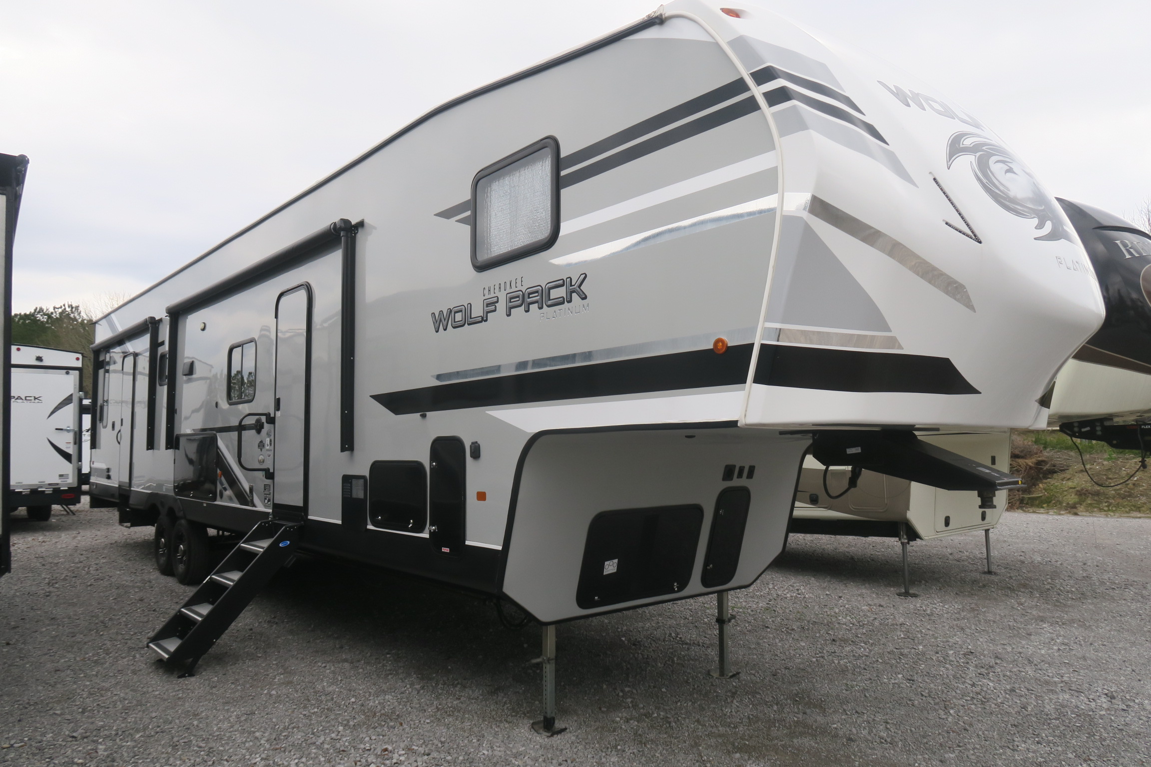 USED 2020 CHEROKEE WOLF PACK 365PACK16 - Overview | Berryland Campers