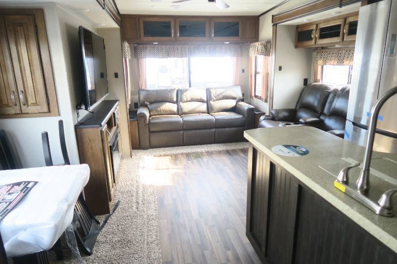NEW 2019 CHAPARRAL 391QSMB - Overview | Berryland Campers