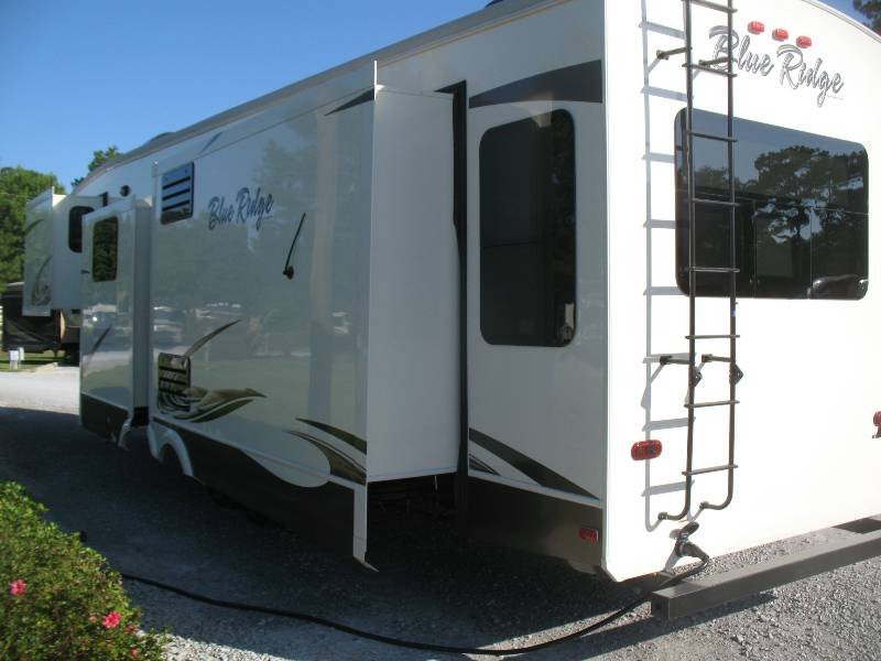 NEW 2016 FOREST RIVER BLUE RIDGE BY CARDINAL 3780LF - Overview ...