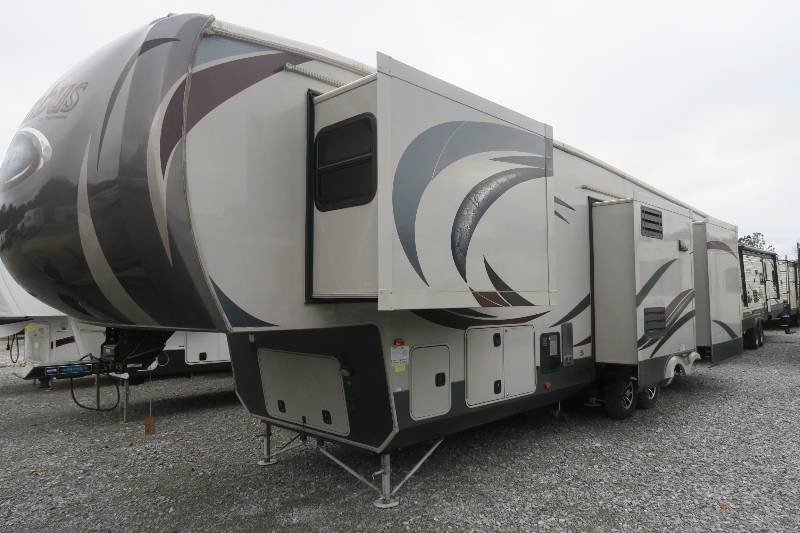 USED 2015 PALOMINO COLUMBUS 365RL - Overview | Berryland Campers