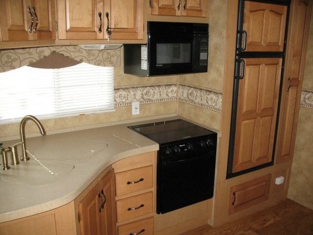 USED 2006 KEYSTONE EVEREST 340B - Overview | Berryland Campers