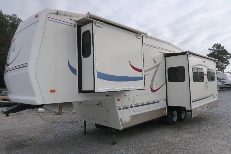 USED 2004 FOREST RIVER CARDINAL 29WBLE - Overview | Berryland Campers