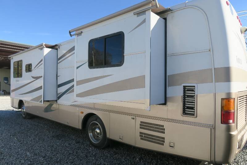 USED 2003 HOLIDAY RAMBLER NEPTUNE XL 36PBD - Overview | Berryland Campers