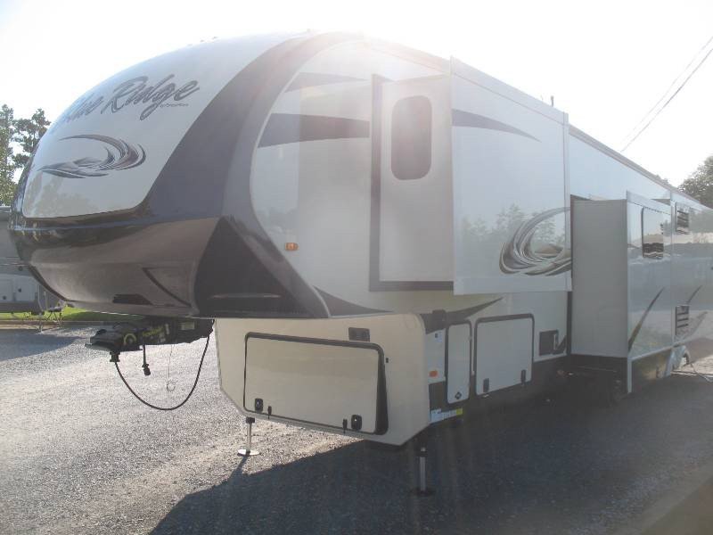 NEW 2016 FOREST RIVER BLUE RIDGE BY CARDINAL 3780LF - Overview ...