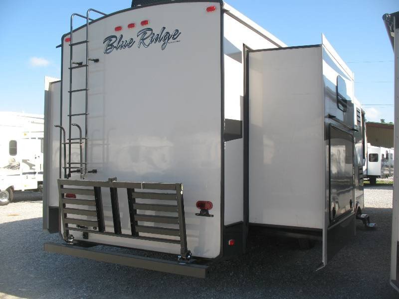 USED 2014 FOREST RIVER BLUE RIDGE BY CARDINAL 3715BH - Overview ...