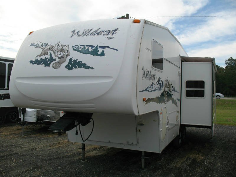 USED 2005 FOREST RIVER WILDCAT 27RL - Overview | Berryland Campers