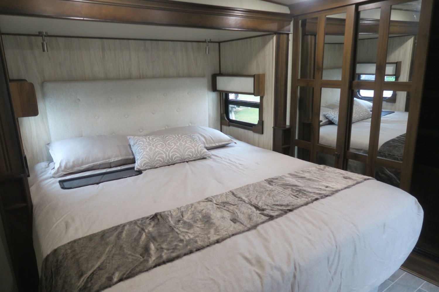 NEW 2019 COLUMBUS 1492 366RL - Overview | Berryland Campers