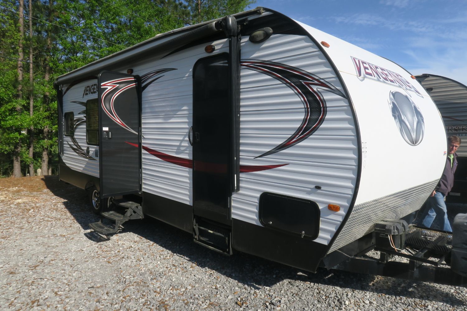 USED 2015 VENGEANCE 25V - Overview | Berryland Campers