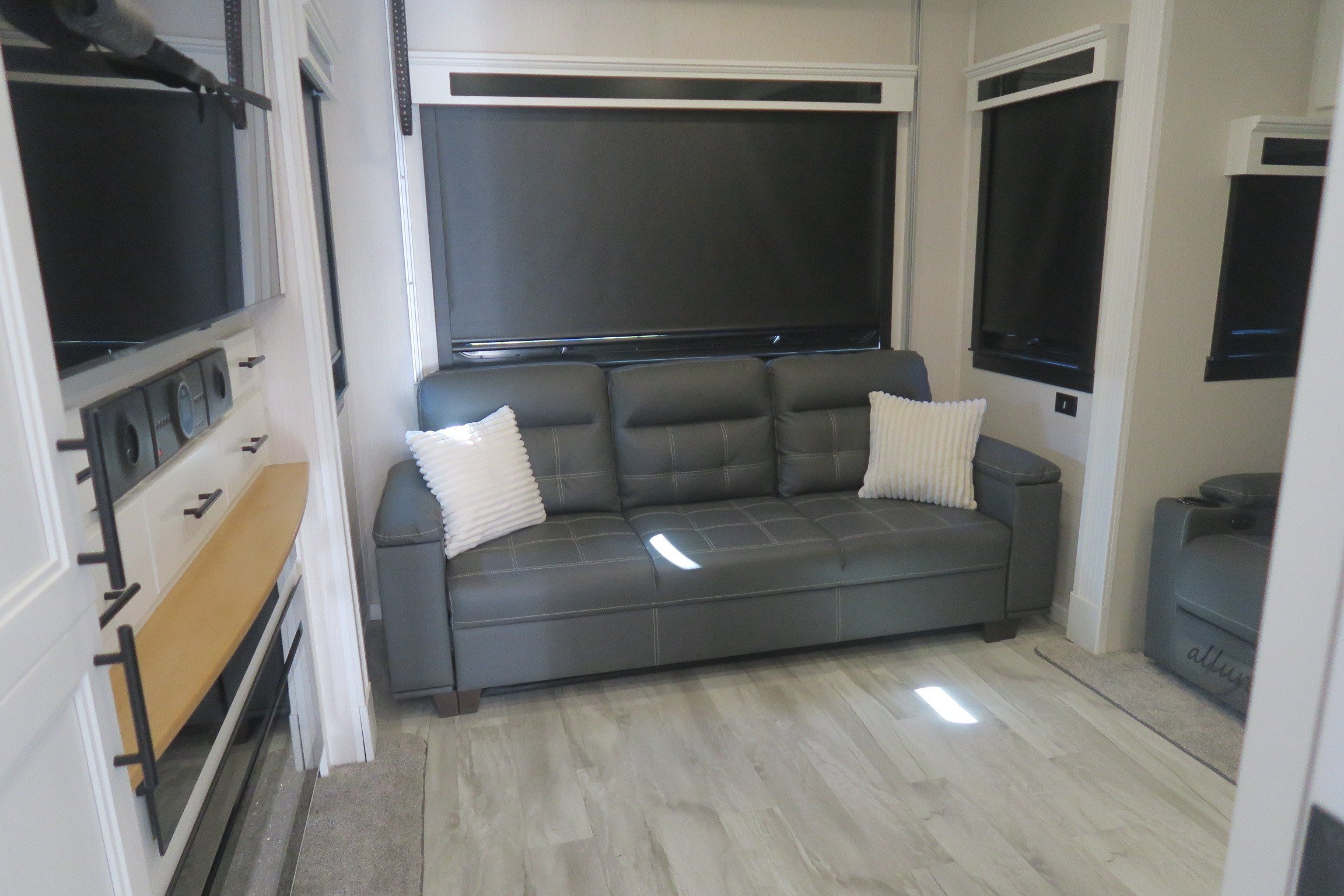 NEW 2022 RIVERSTONE LEGACY 442MC - Overview | Berryland Campers