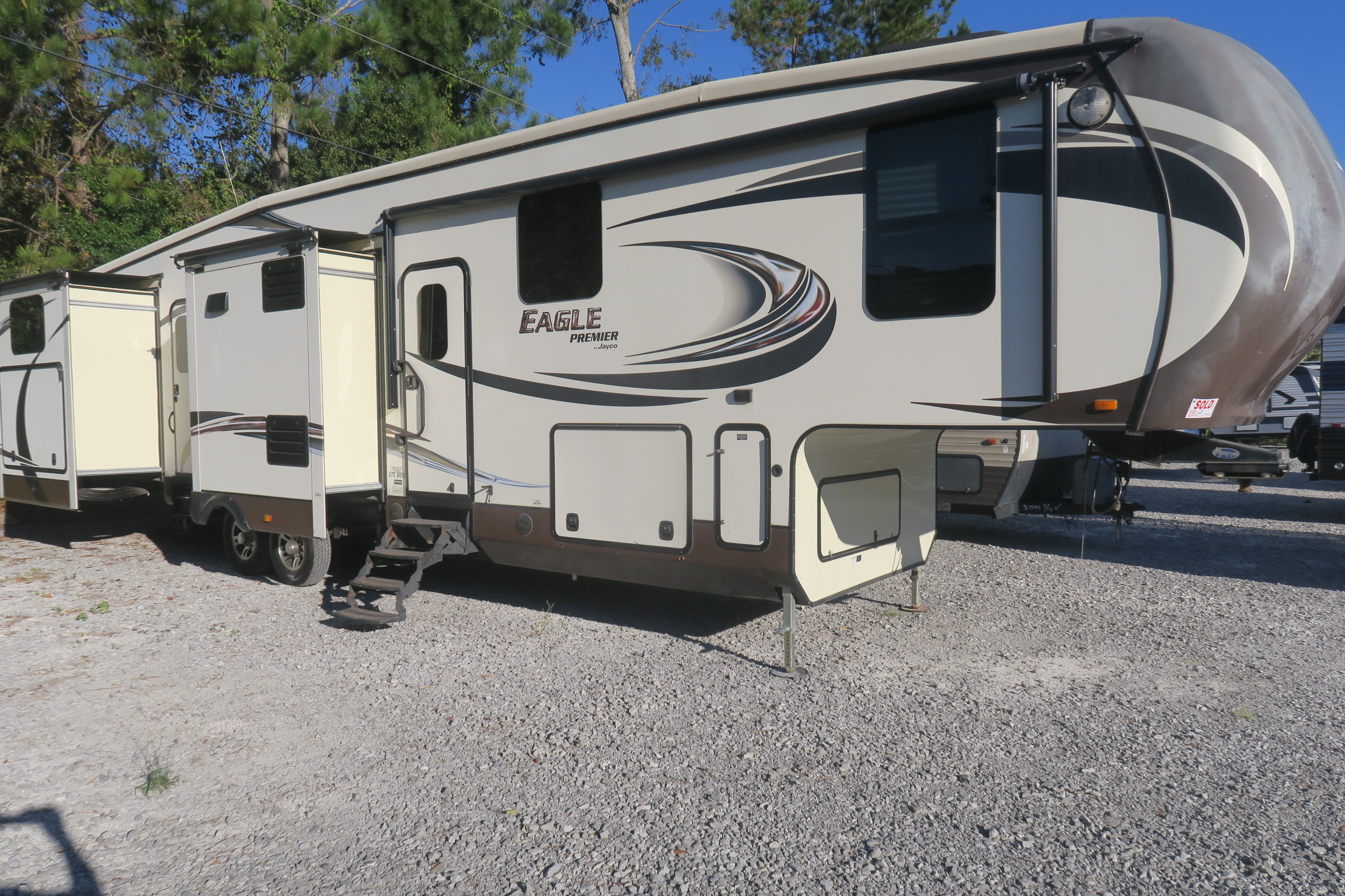 USED 2015 EAGLE PREMIER 375BHFS - Overview | Berryland Campers