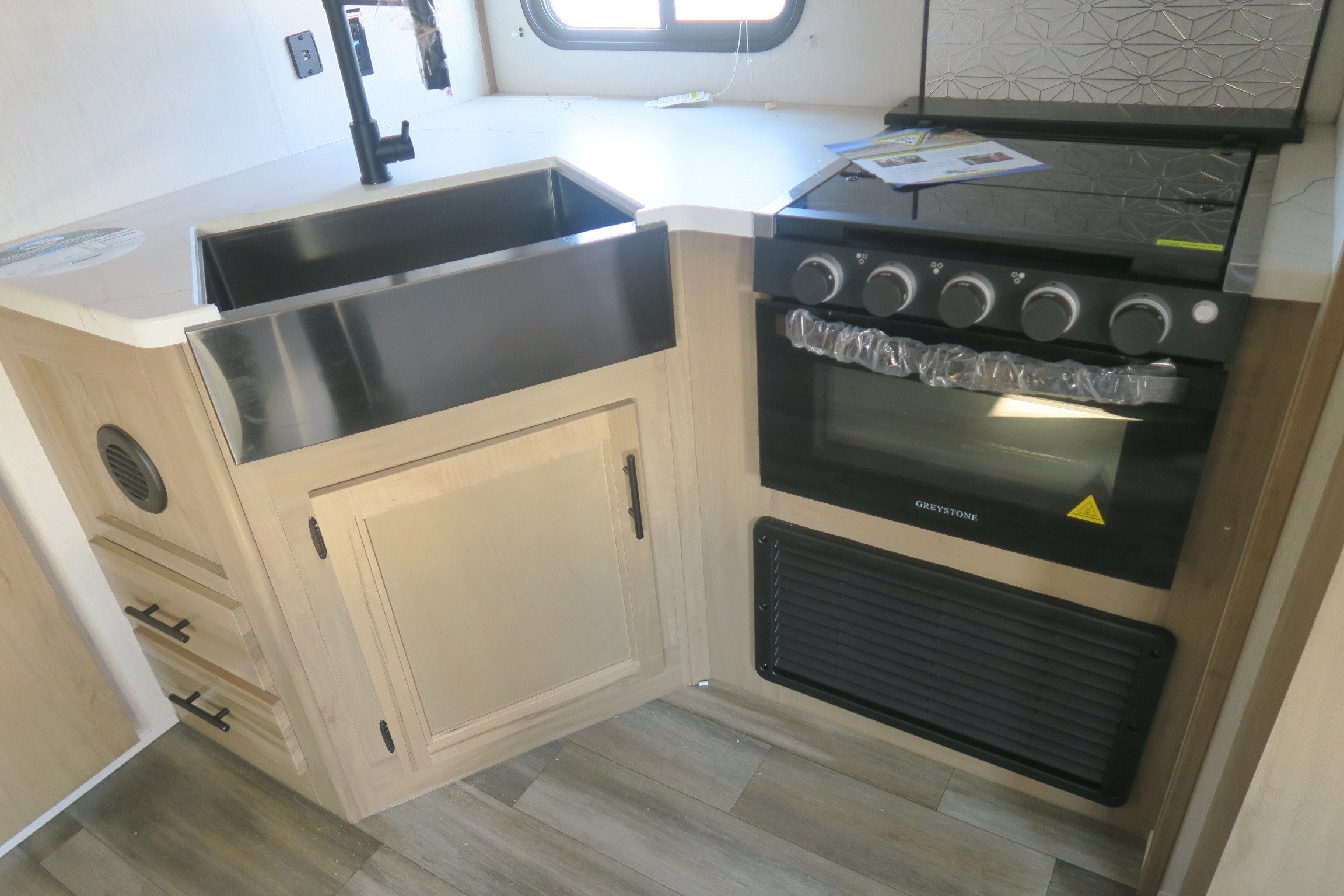 NEW 2023 CHEROKEE ALPHA WOLF 22SW - Overview | Berryland Campers