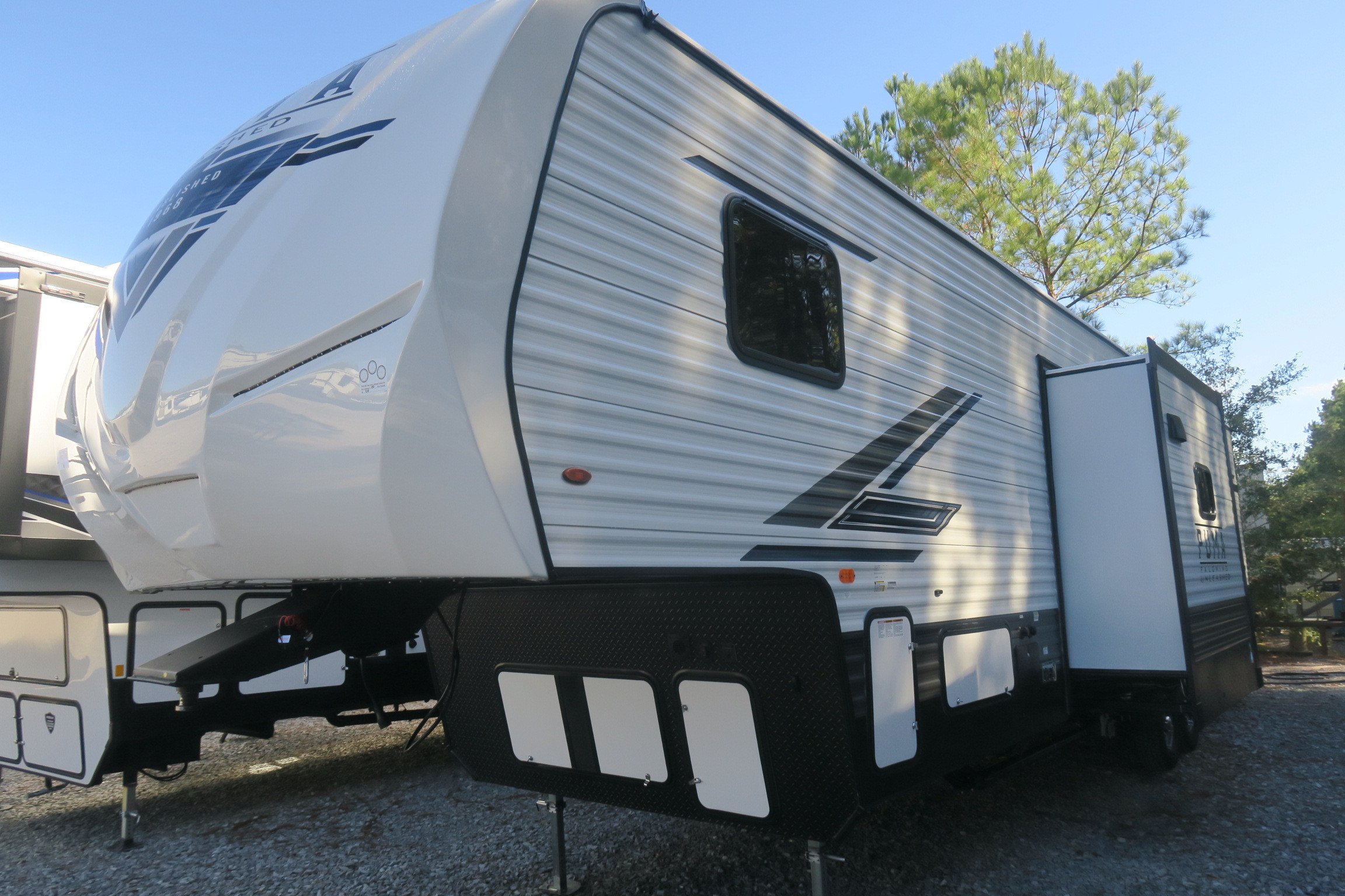 NEW 2023 PUMA UNLEASHED 383DSS - Overview | Berryland Campers