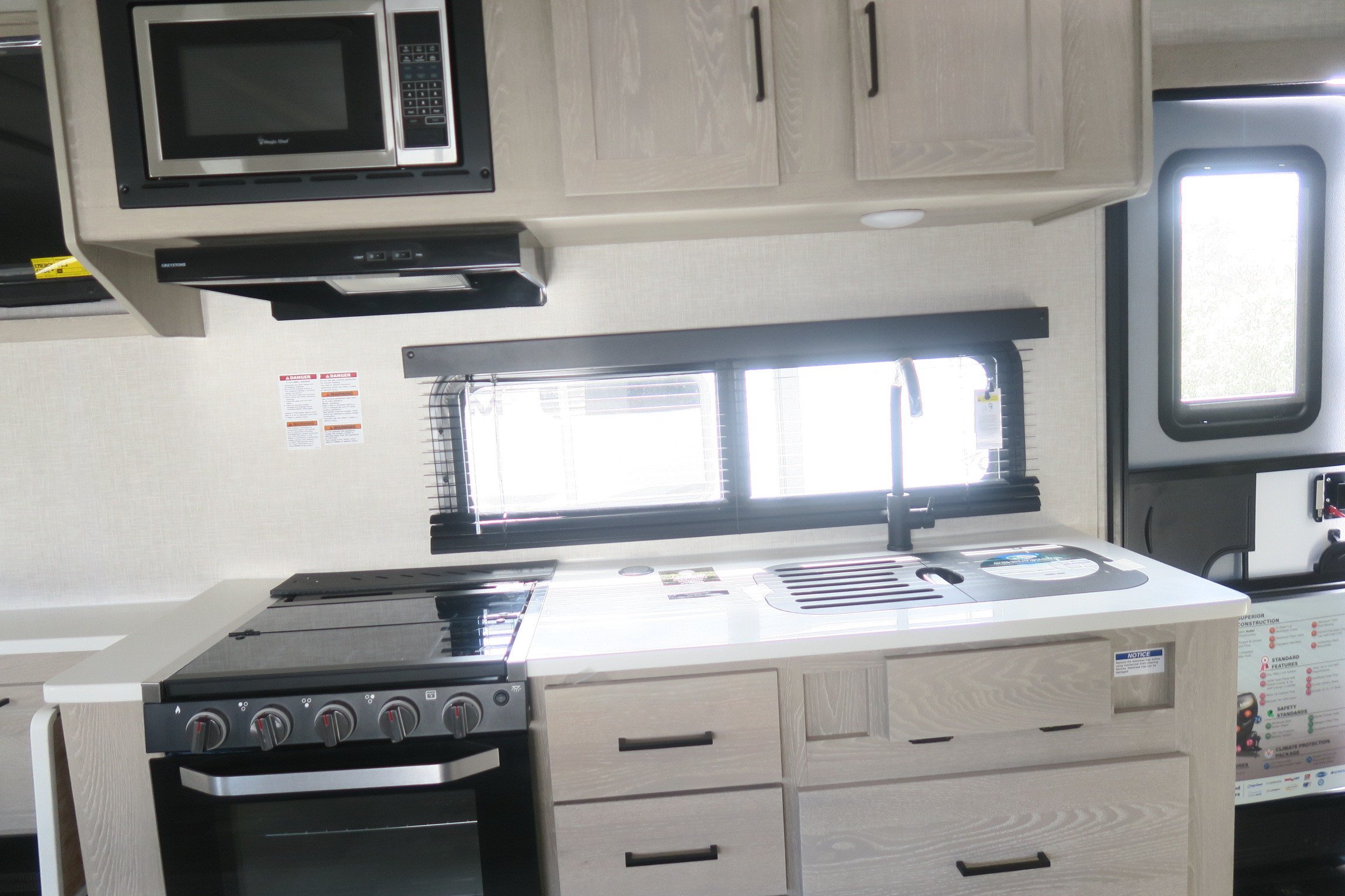 NEW 2023 ROCKWOOD MINI LITE 2205S - Overview | Berryland Campers