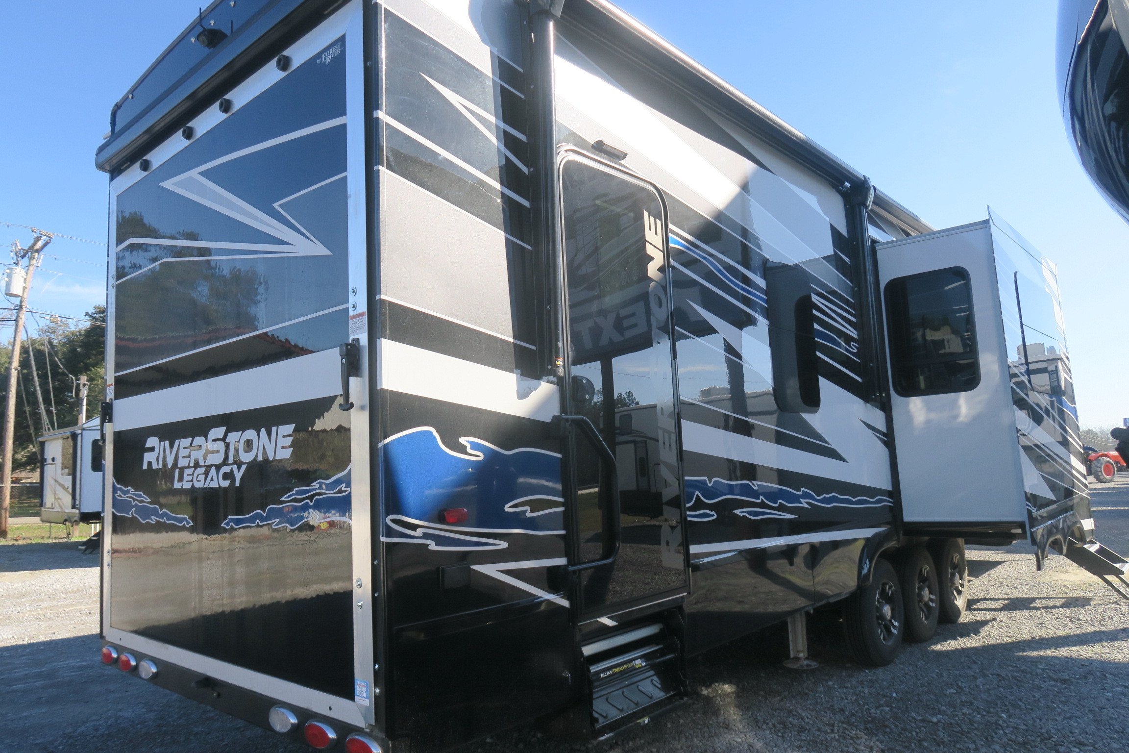 NEW 2023 RIVERSTONE LEGACY 45BATH - Overview | Berryland Campers