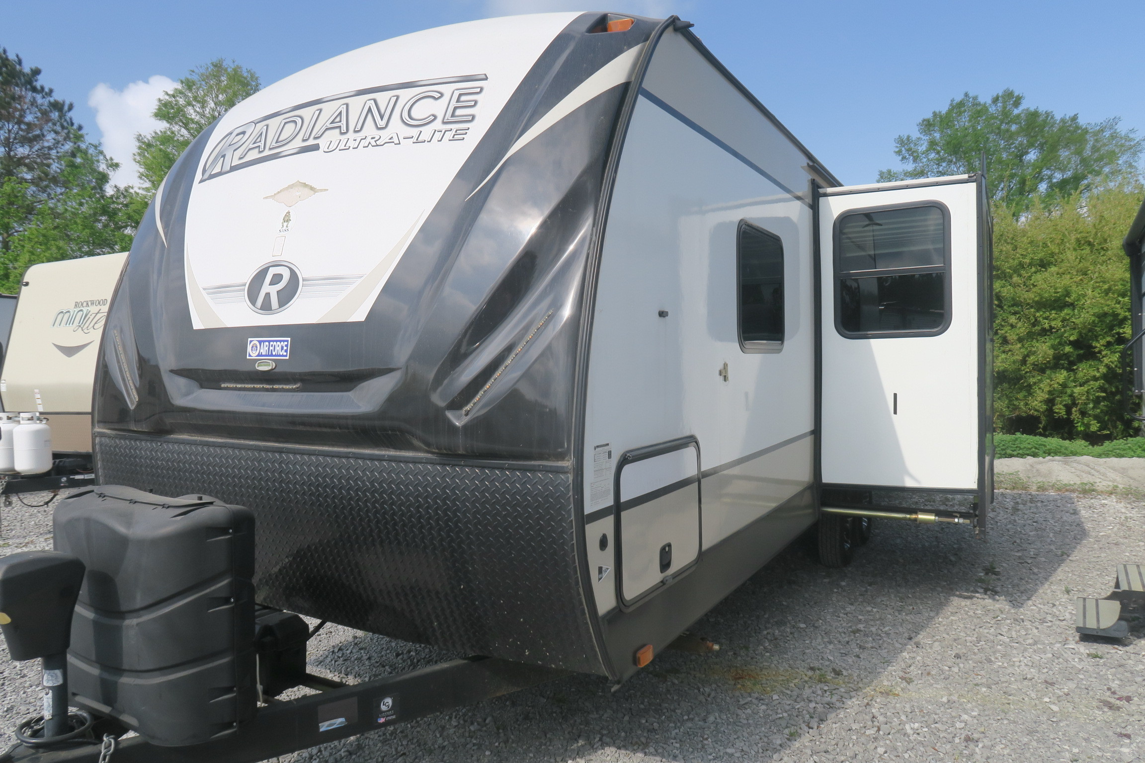 USED 2019 RADIANCE ULTRA LITE R-24BH - Overview | Berryland Campers