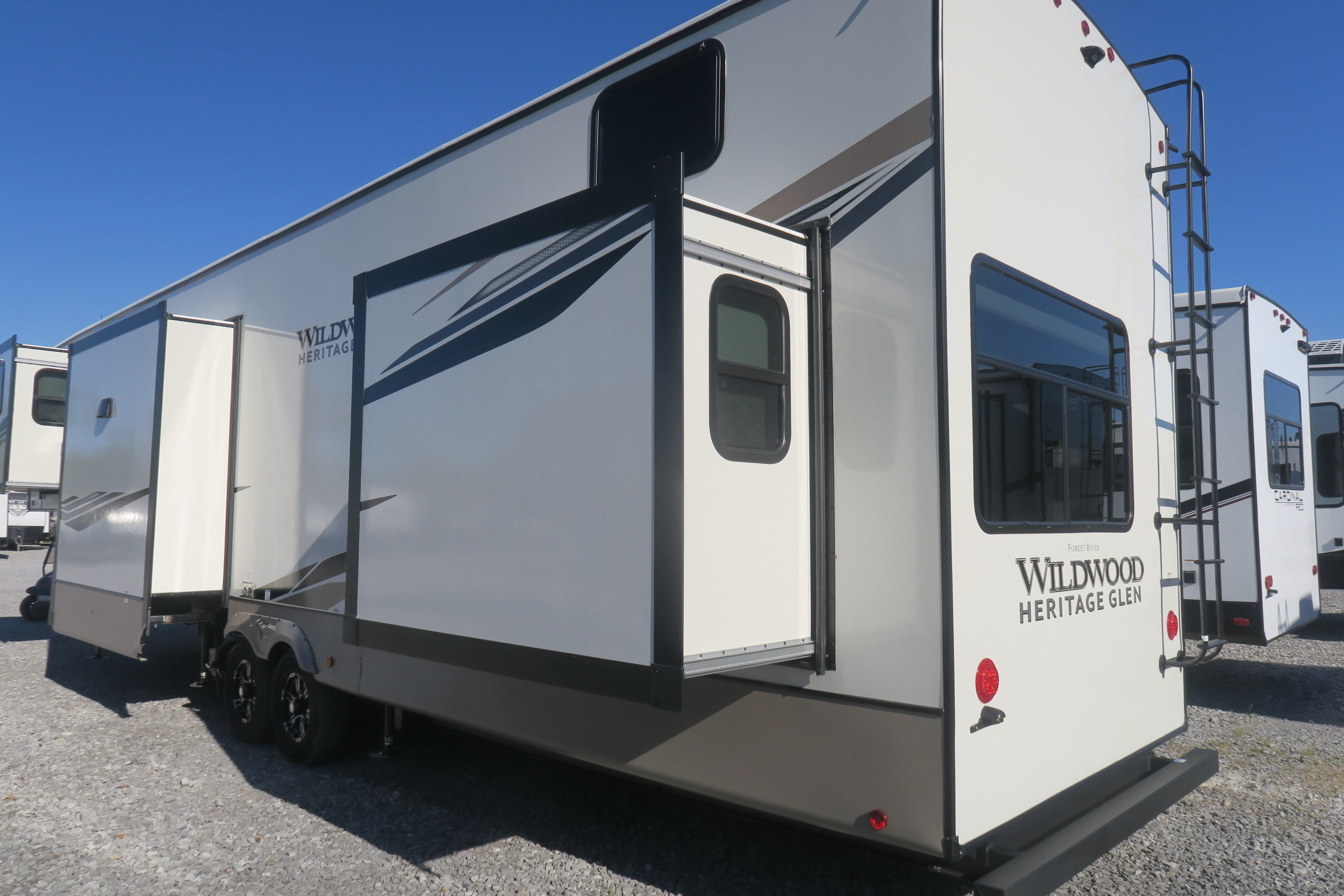 NEW 2023 WILDWOOD HERITAGE GLEN 378FL - Overview | Berryland Campers