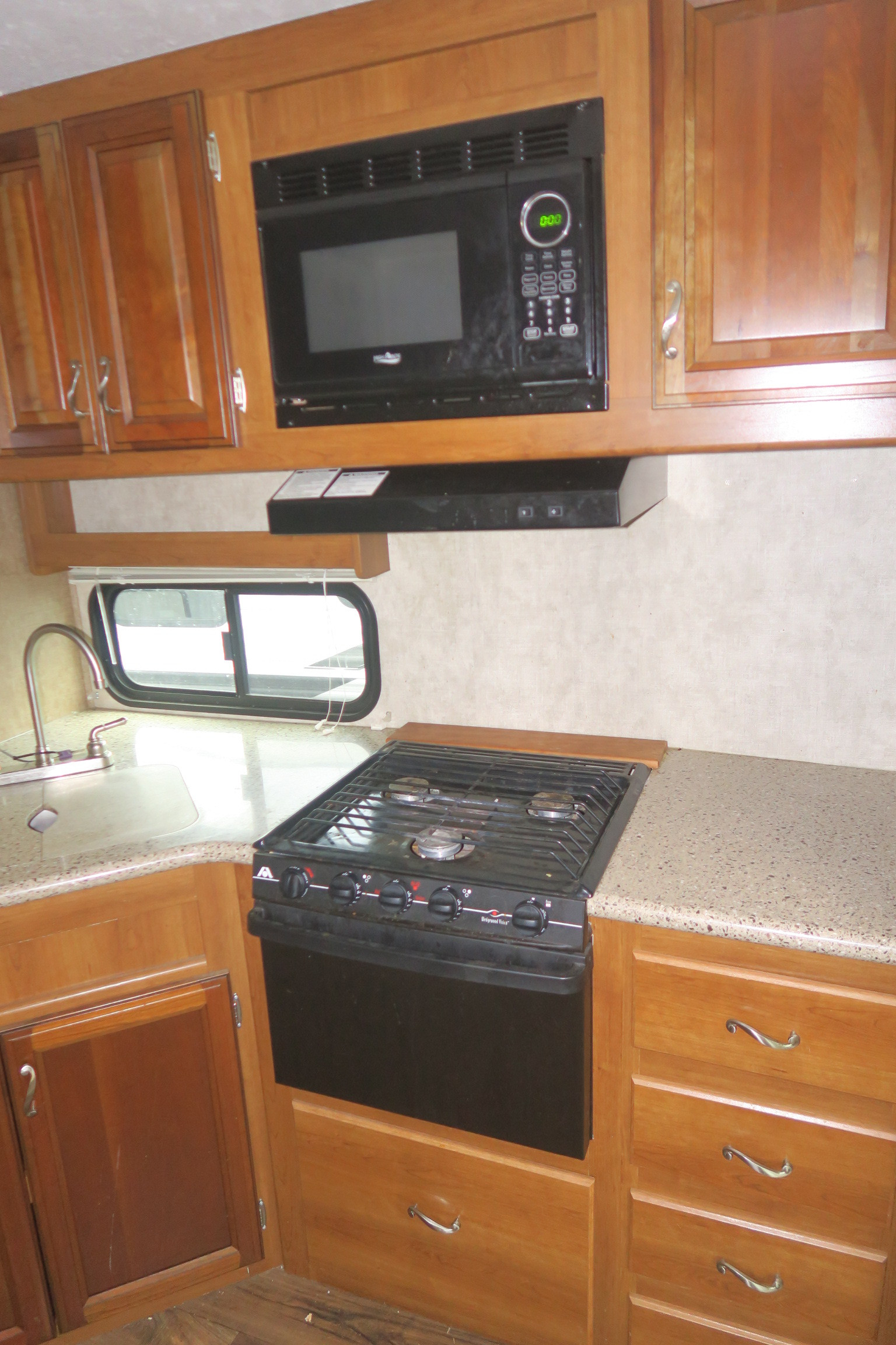 USED 2015 LACROSSE 311FKD - Overview | Berryland Campers