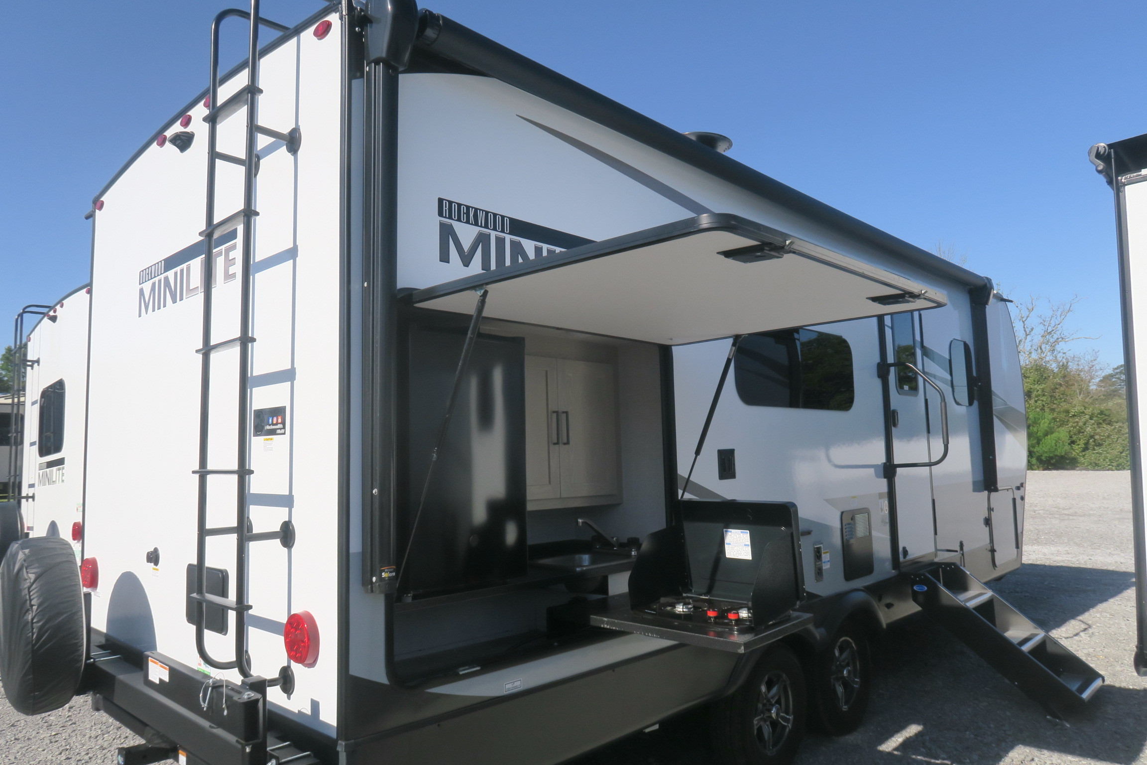 NEW 2023 ROCKWOOD MINI LITE 2513S - Overview | Berryland Campers