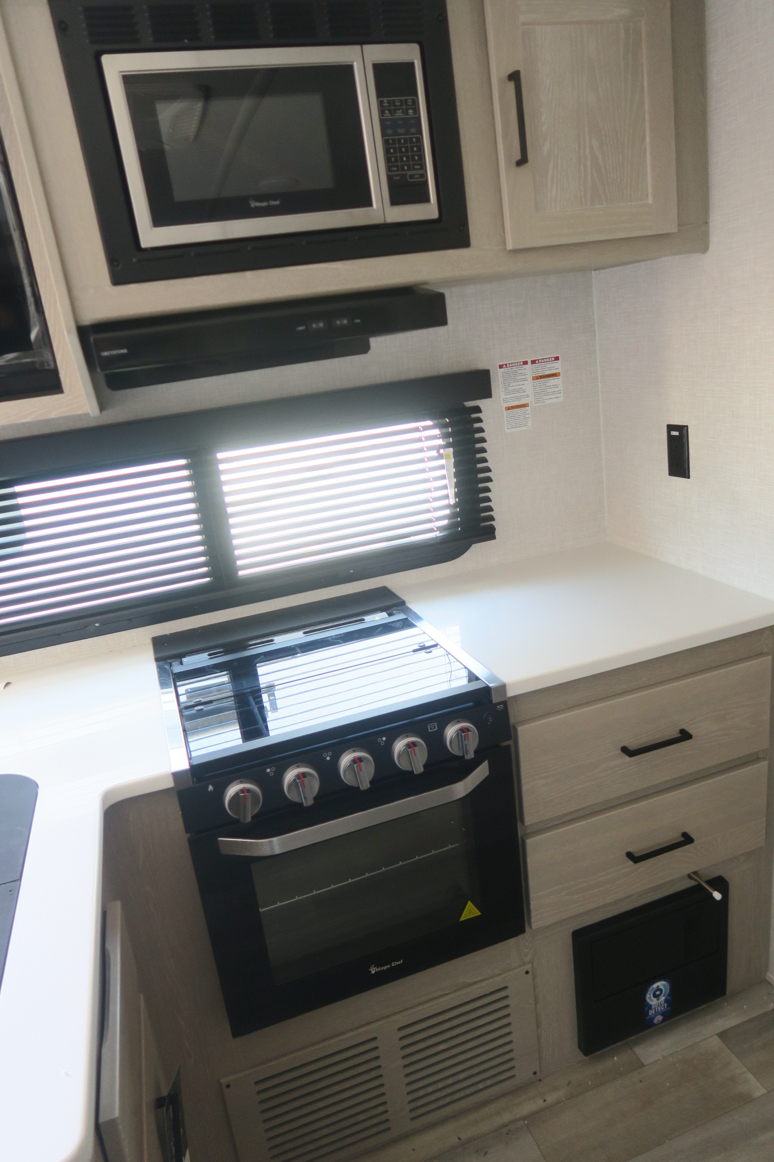 NEW 2023 ROCKWOOD MINI LITE 2513S - Overview | Berryland Campers