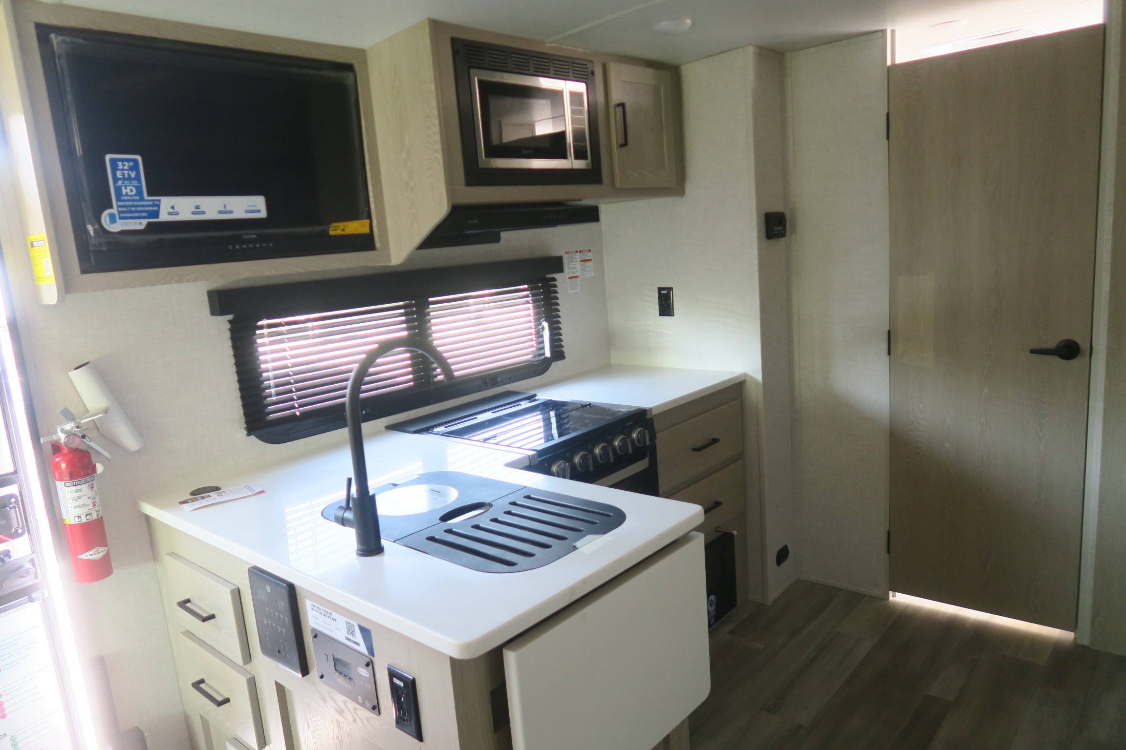 NEW 2023 ROCKWOOD MINI LITE 2513S - Overview | Berryland Campers