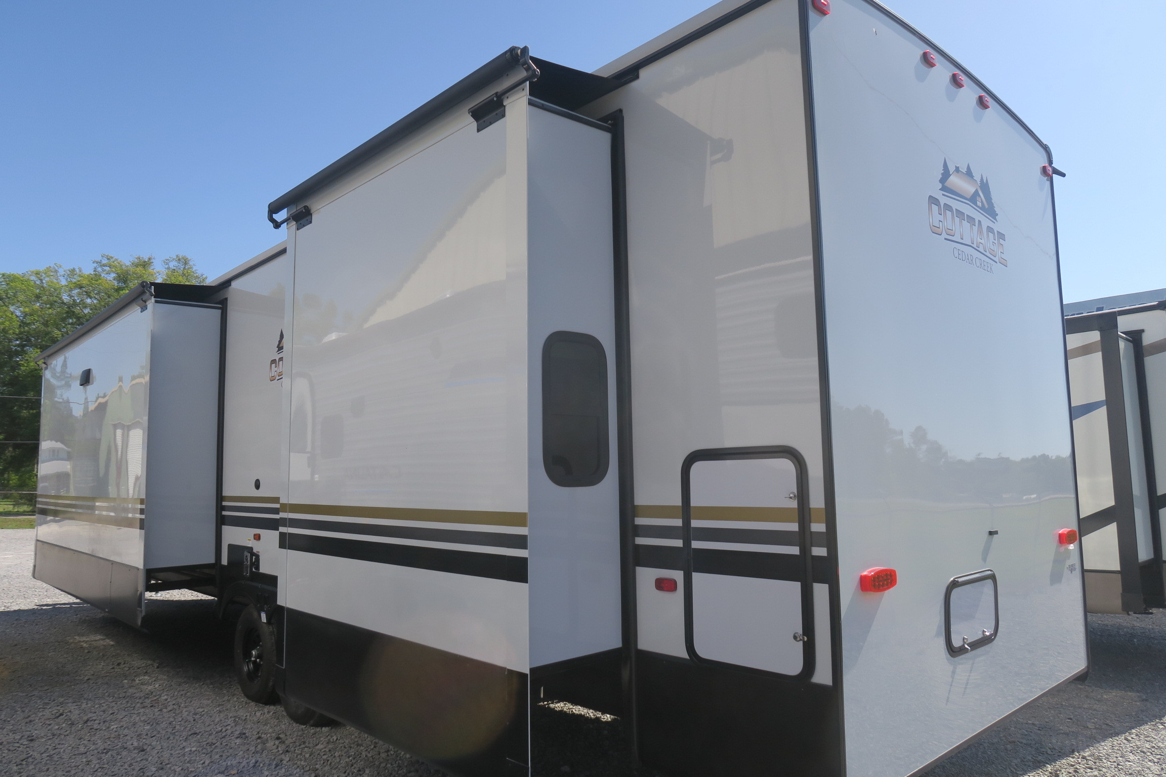 NEW 2023 CEDAR CREEK COTTAGE 40CCK - Overview | Berryland Campers