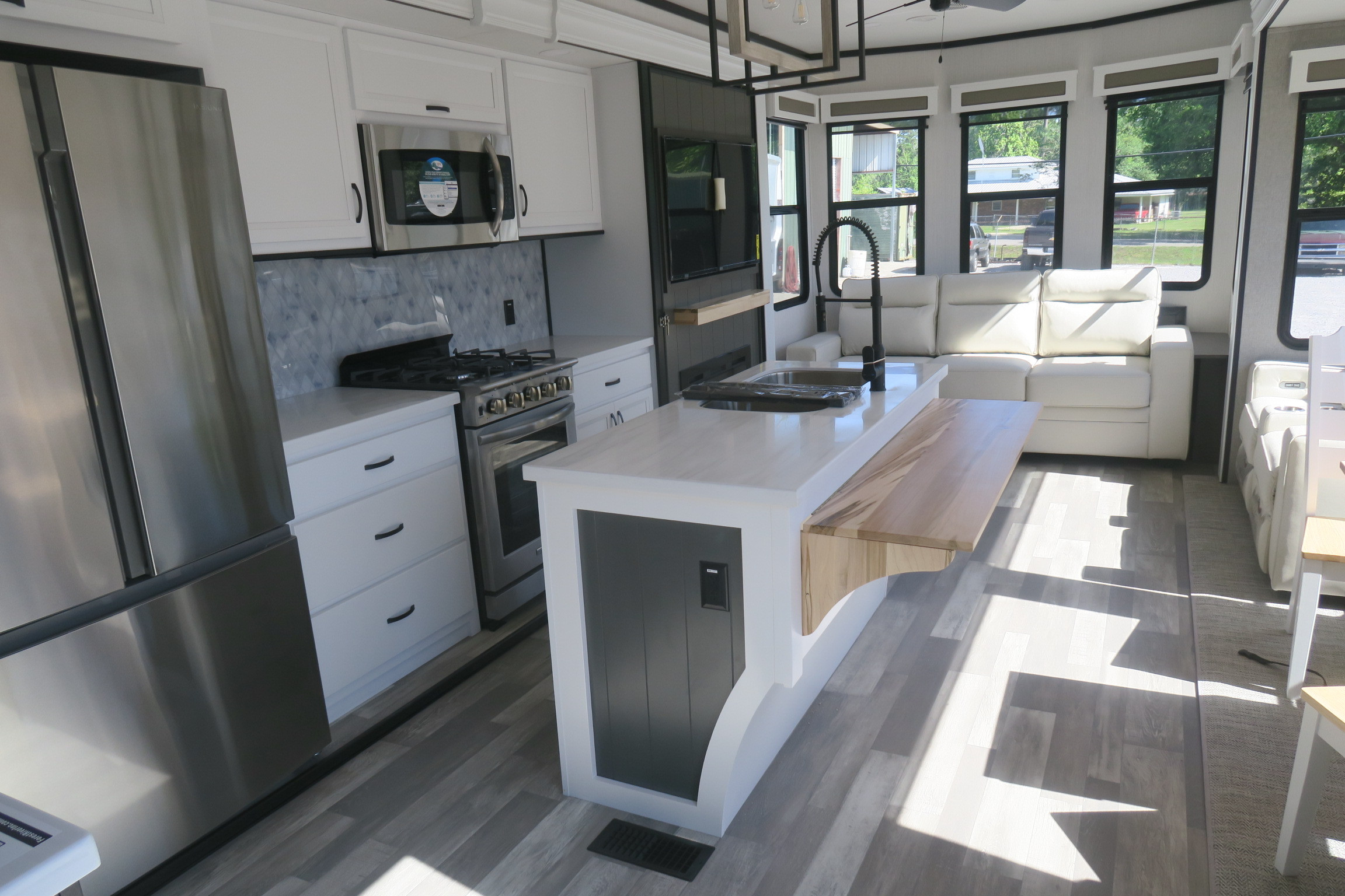 NEW 2023 CEDAR CREEK COTTAGE 40CCK - Overview | Berryland Campers