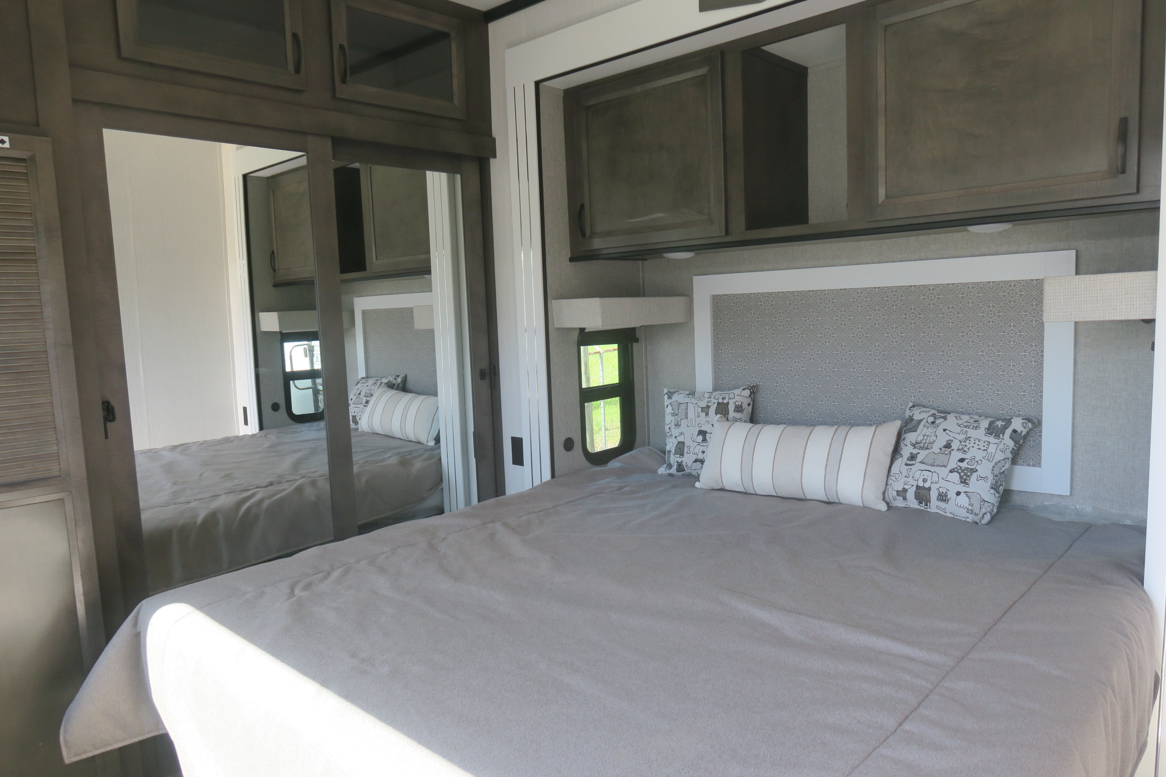 NEW 2023 CEDAR CREEK COTTAGE 40CCK - Overview | Berryland Campers