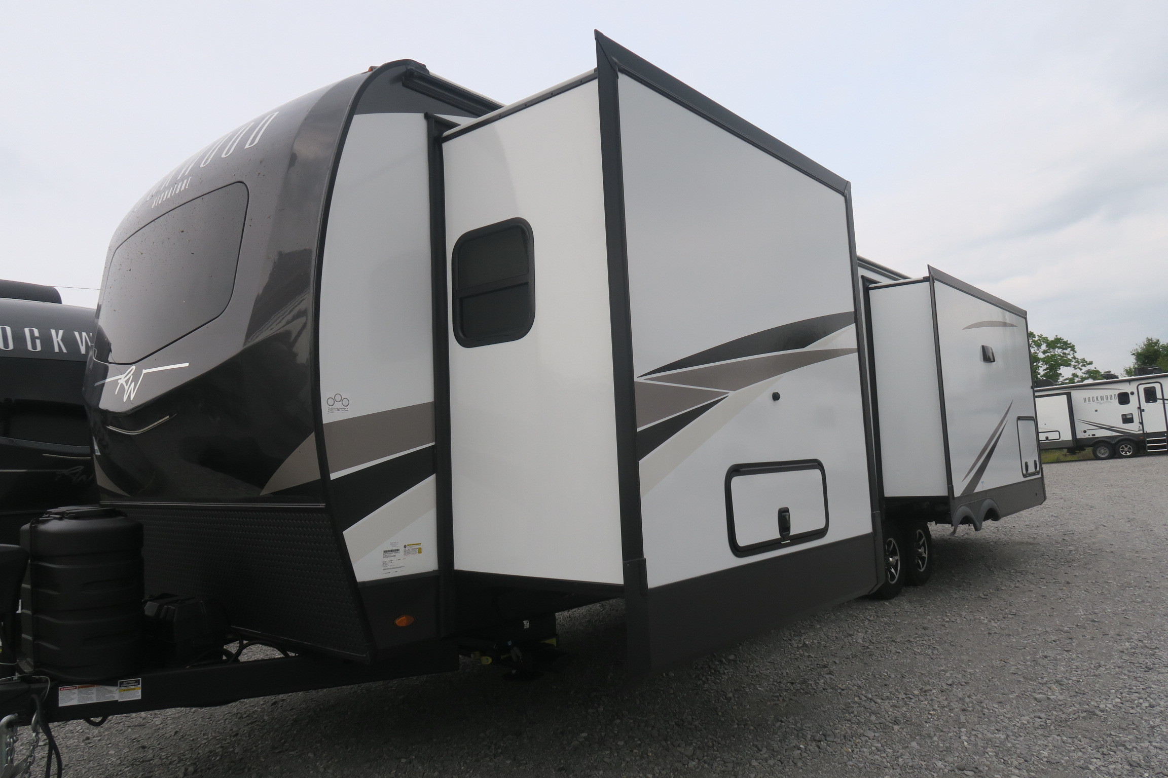 NEW 2023 ROCKWOOD SIGNATURE 8337RL - Overview | Berryland Campers