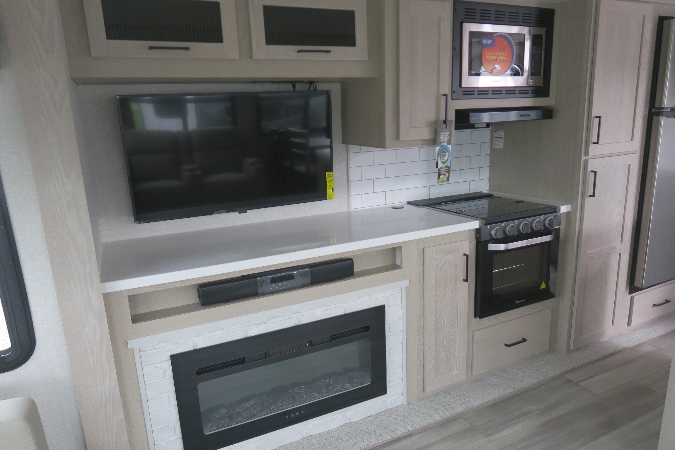 NEW 2023 ROCKWOOD SIGNATURE 8337RL - Overview | Berryland Campers