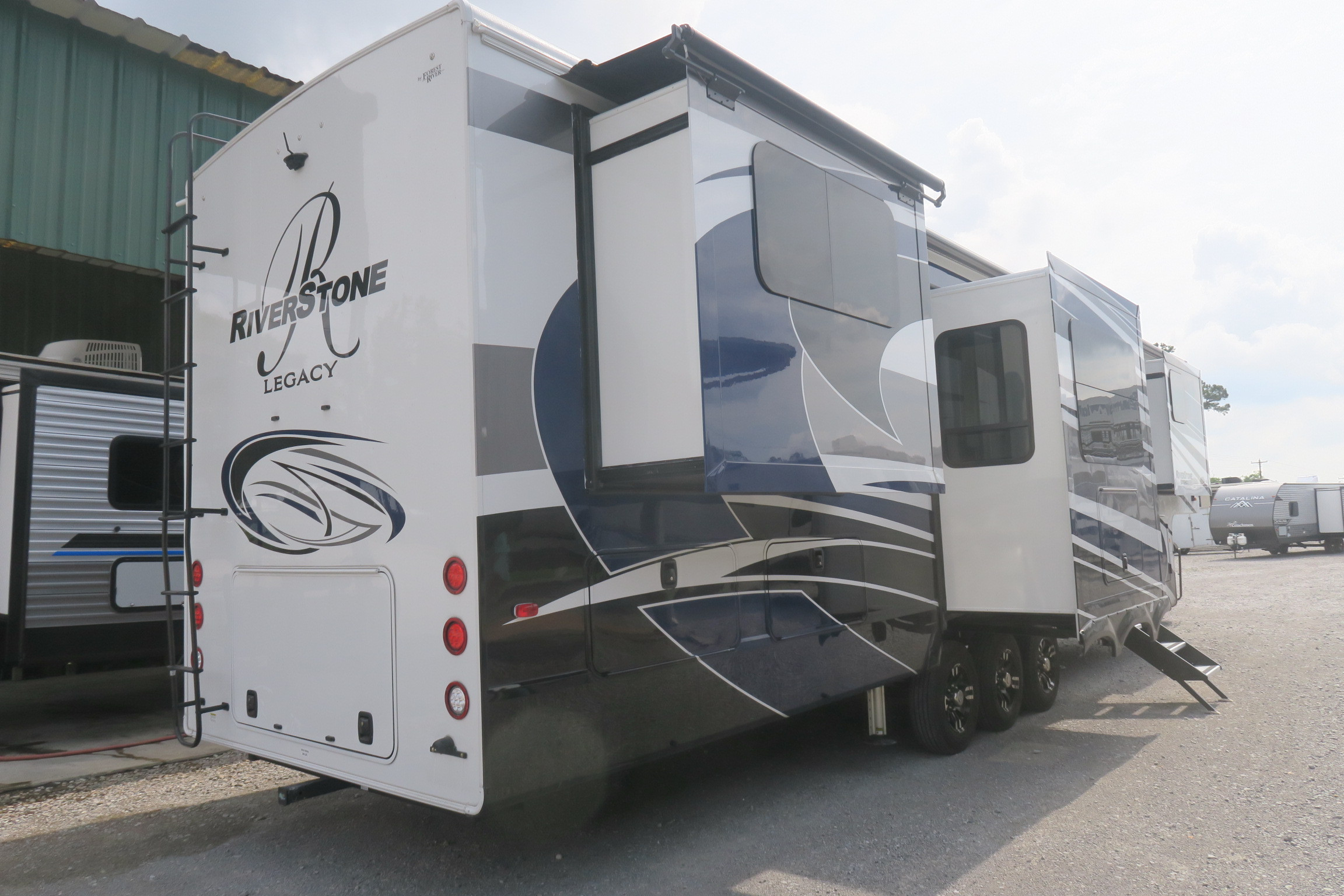 NEW 2023 RIVERSTONE LEGACY 419RD - Overview | Berryland Campers