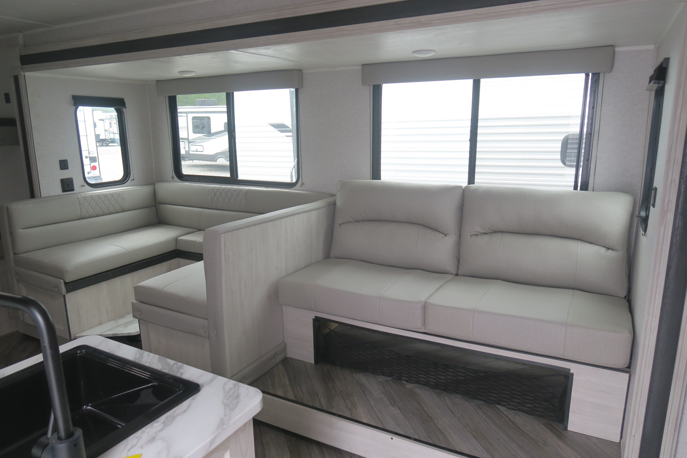 NEW 2023 DELLA TERRA 255BHLE - Overview | Berryland Campers