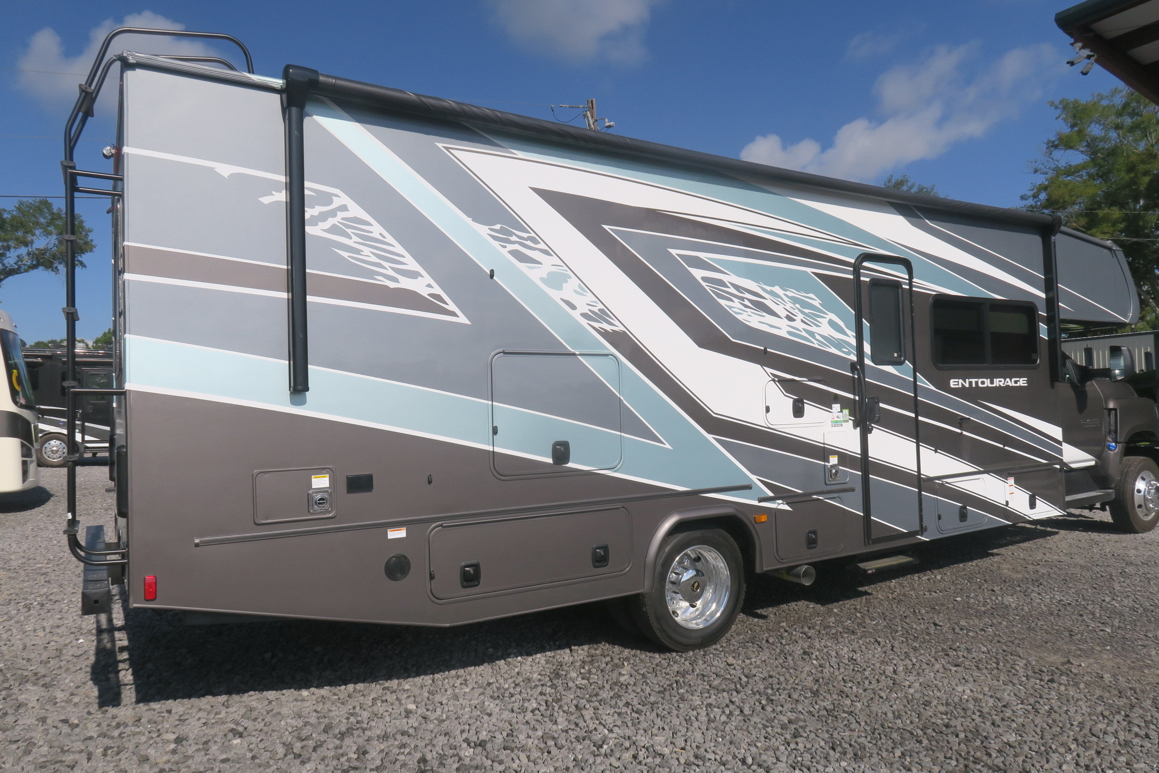 NEW 2023 ENTOURAGE 330DSC - Overview | Berryland Campers