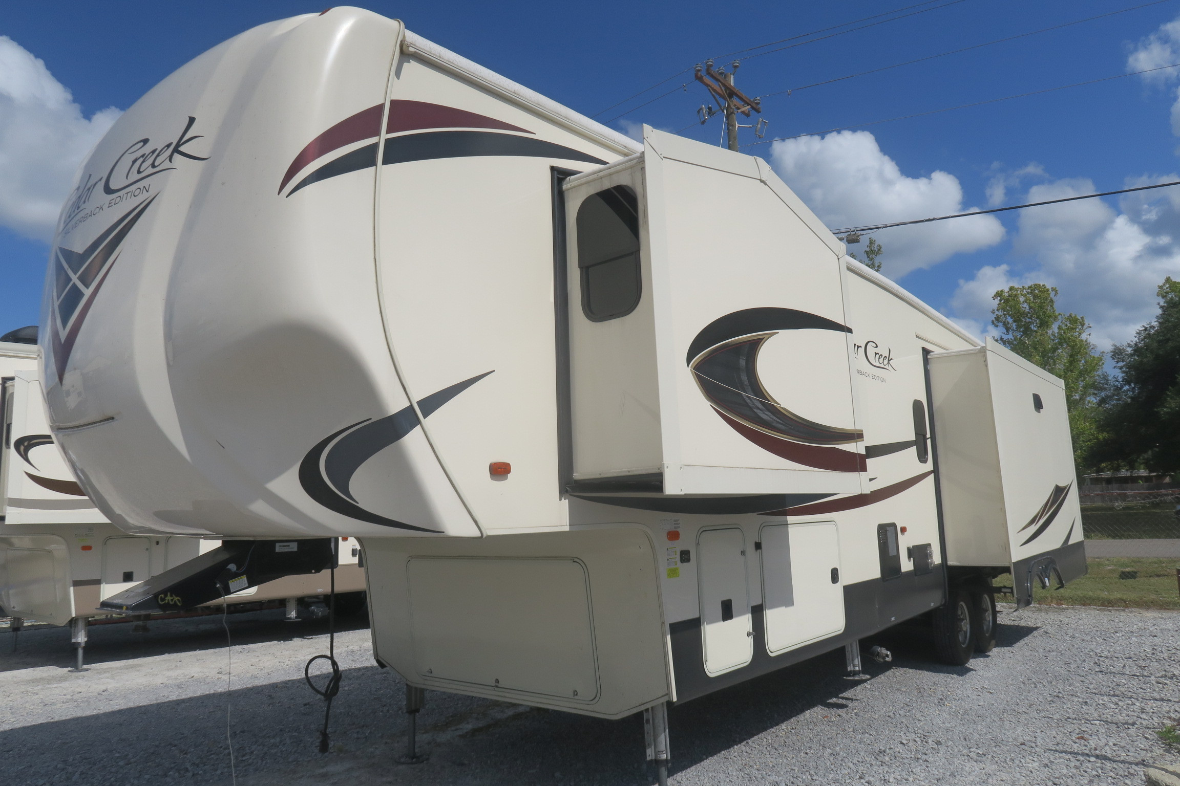 USED 2018 CEDAR CREEK SILVERBACK EDITION 35IK - Overview | Berryland ...