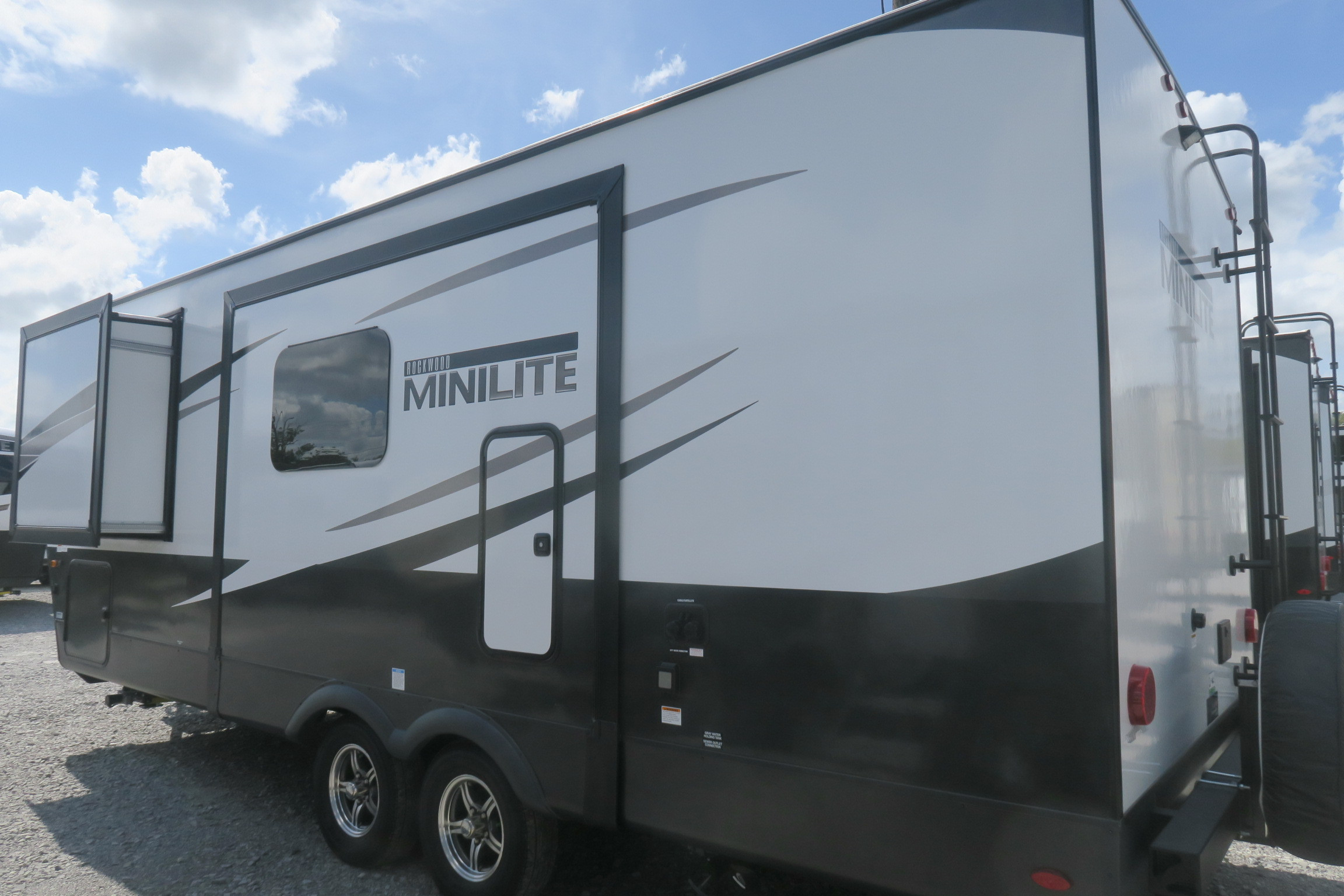 NEW 2024 ROCKWOOD MINI LITE 2513S - Overview | Berryland Campers